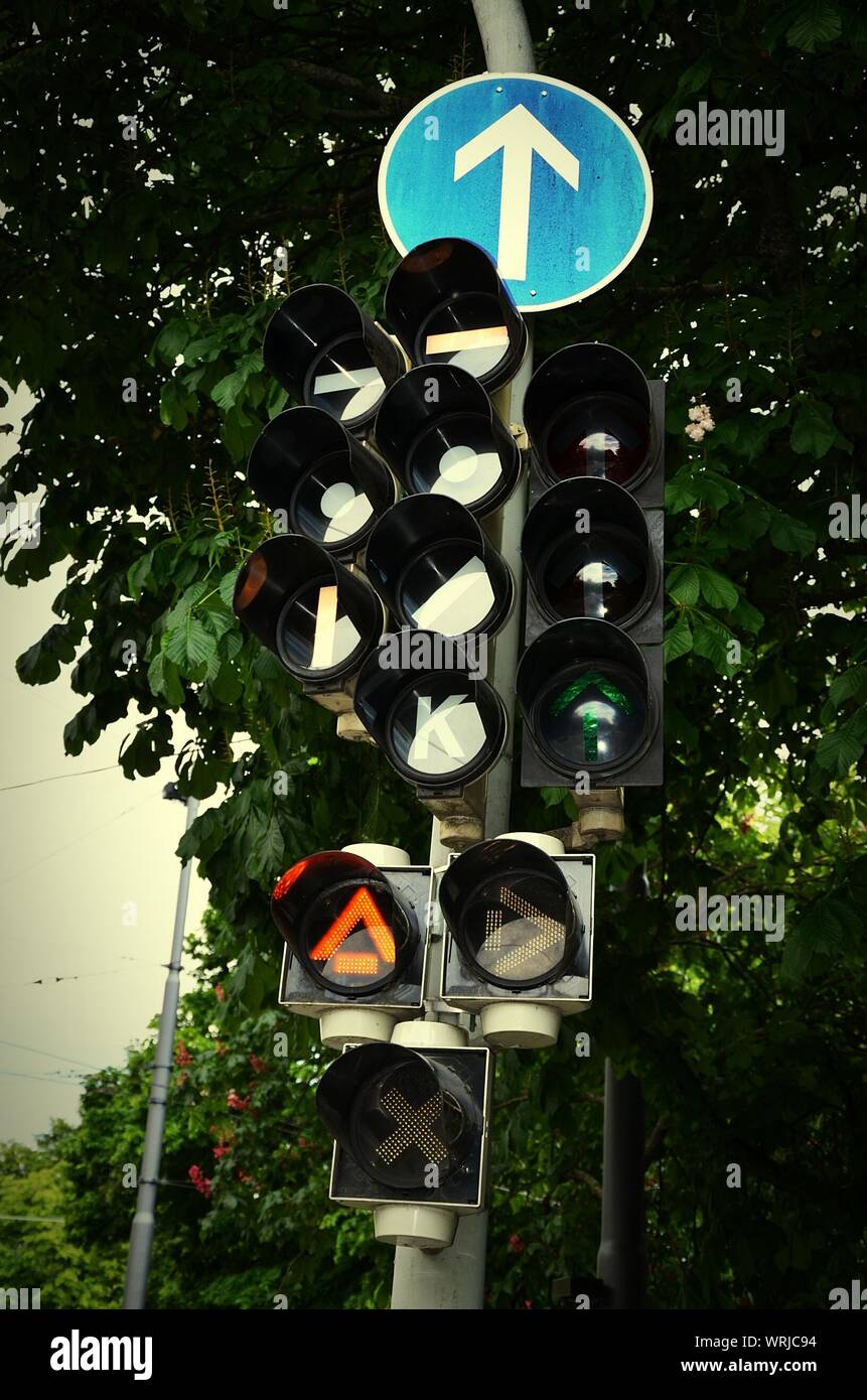 Arrow sign lights hi-res stock photography and images - Alamy