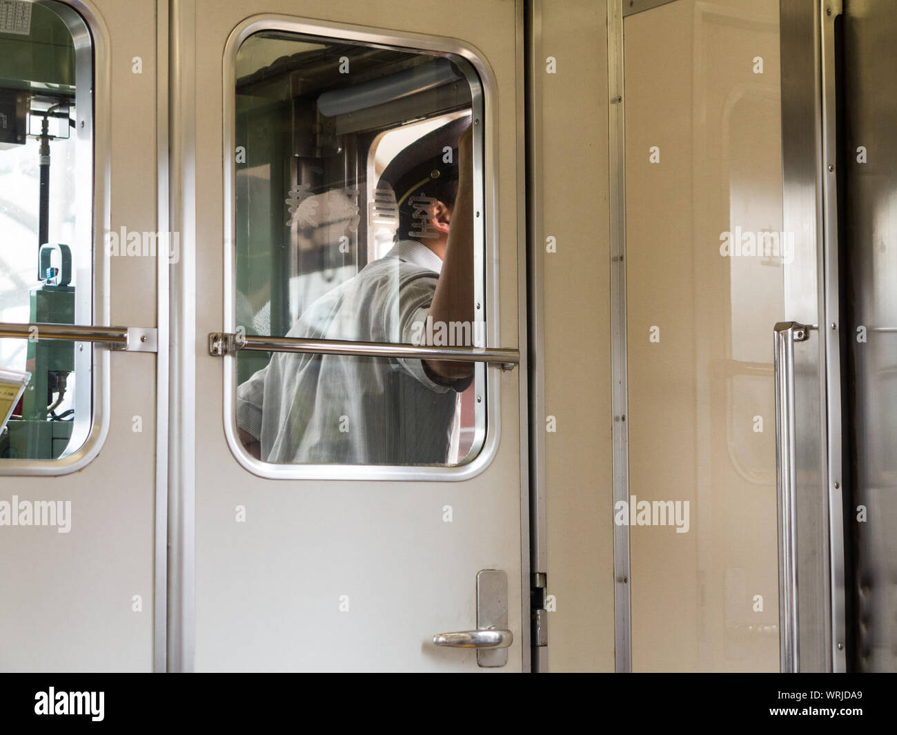 People looking out of train window hi-res stock photography and images ...
