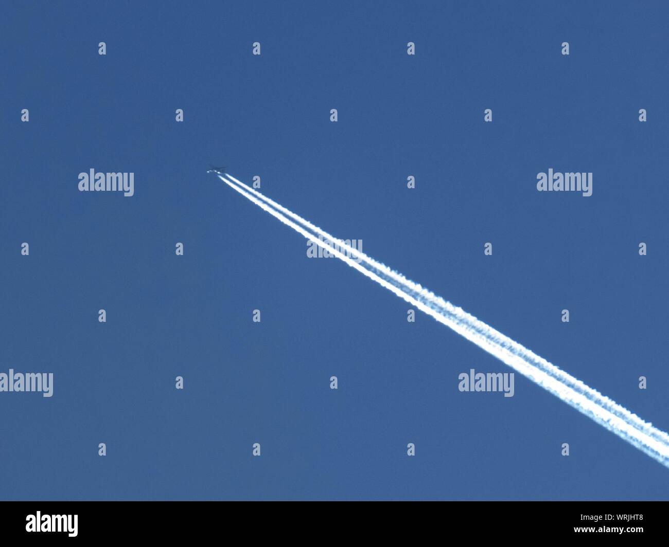 Airplane smoke trail hi-res stock photography and images - Alamy