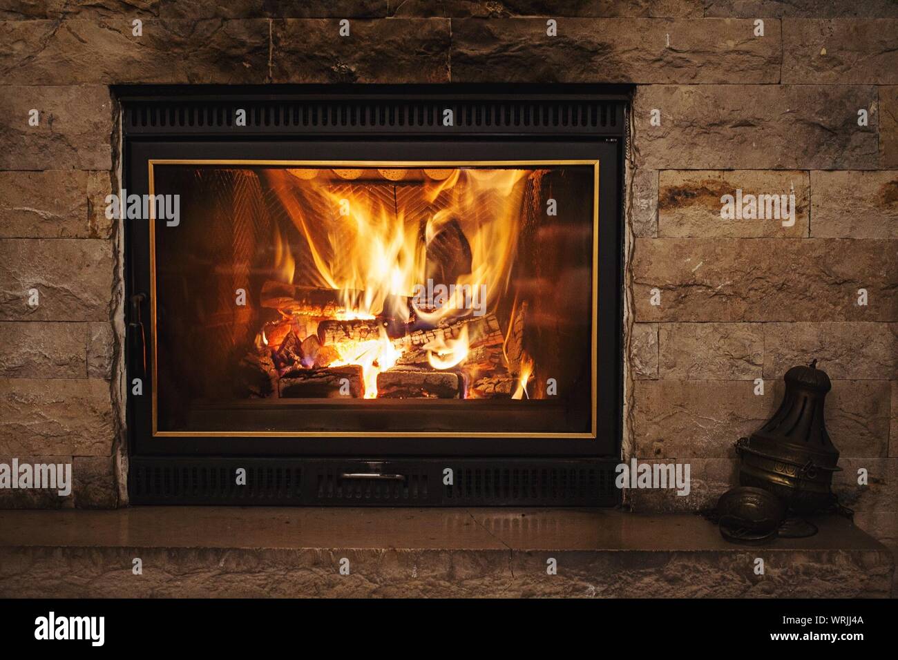 Burning fire in fireplace hi-res stock photography and images - Alamy