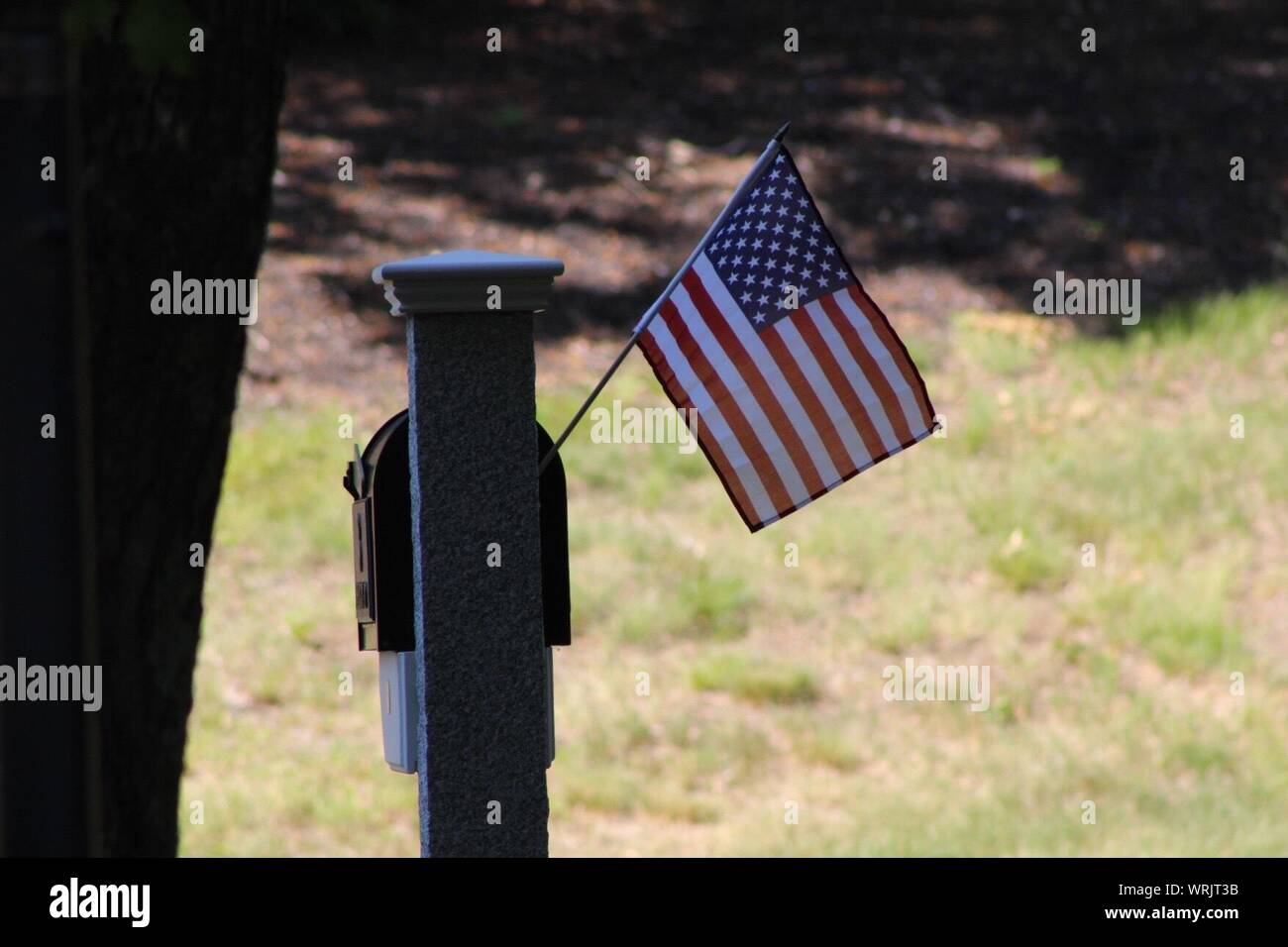 Mailbox american flag hi-res stock photography and images - Alamy