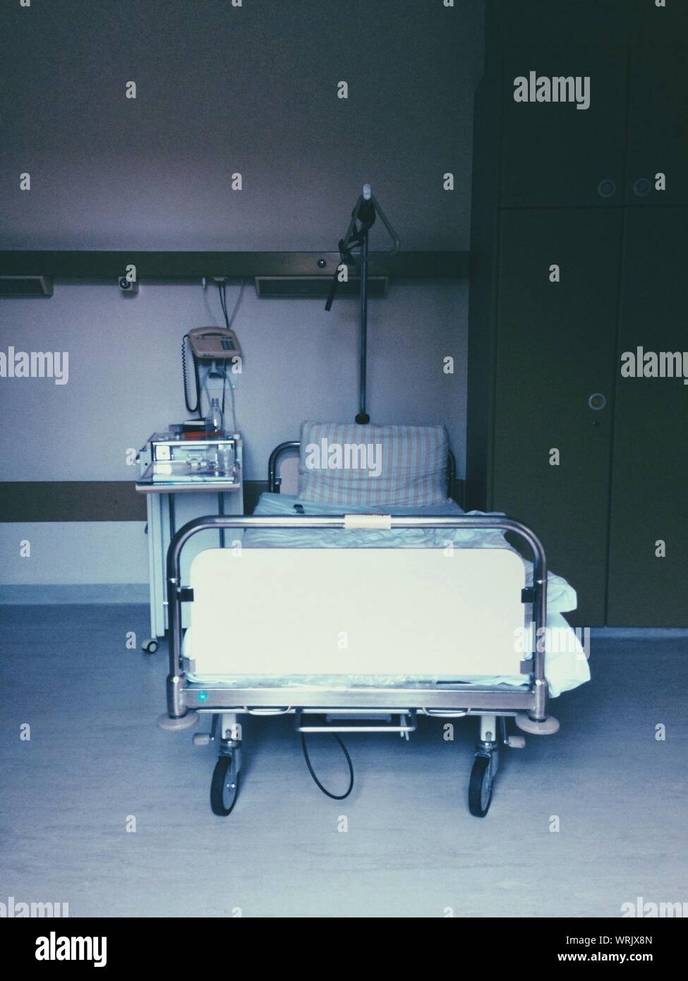 Empty bed hospital hi-res stock photography and images - Alamy