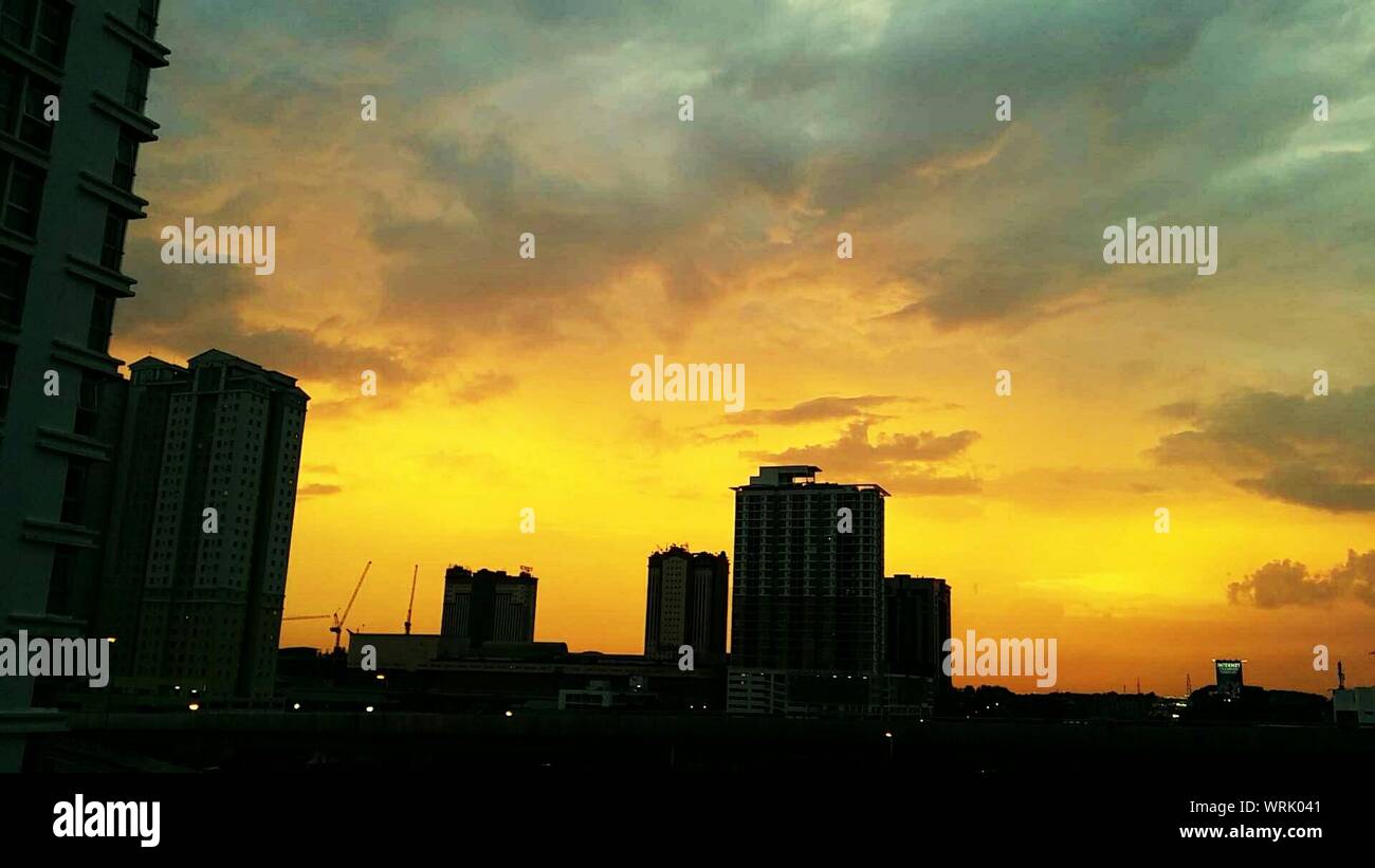 Sunrise skyscrapers hi-res stock photography and images - Alamy
