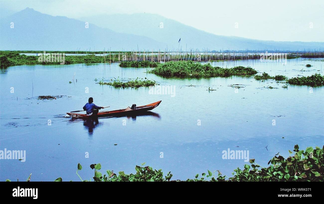 Man rowing rowboat hi-res stock photography and images - Alamy