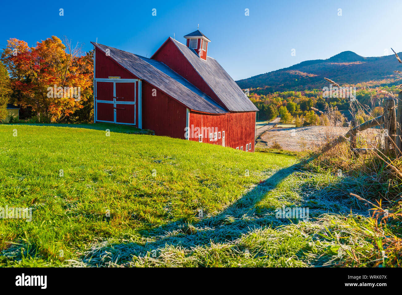 Red barn during fall foliage hi-res stock photography and images - Alamy