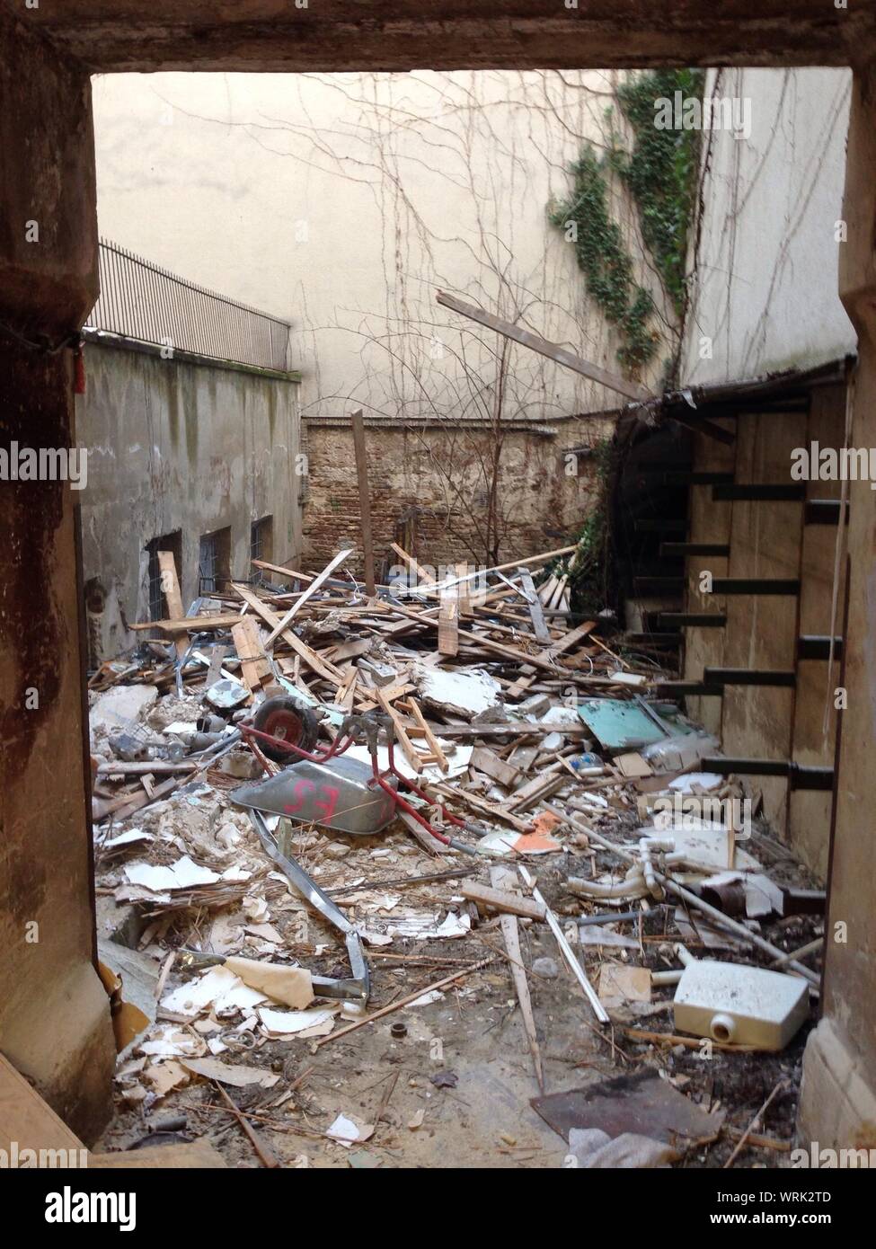 Run down garage hi-res stock photography and images - Alamy