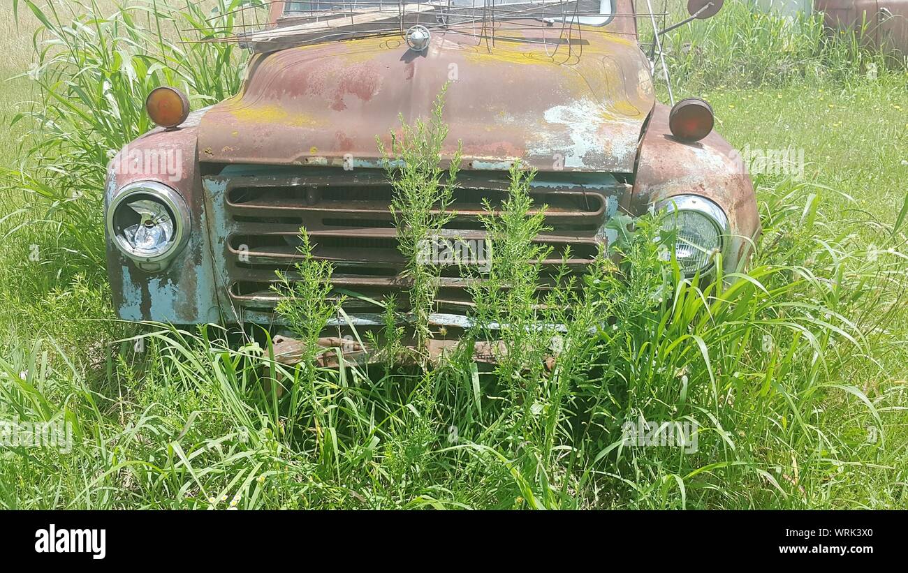 Run down truck grass hi-res stock photography and images - Alamy