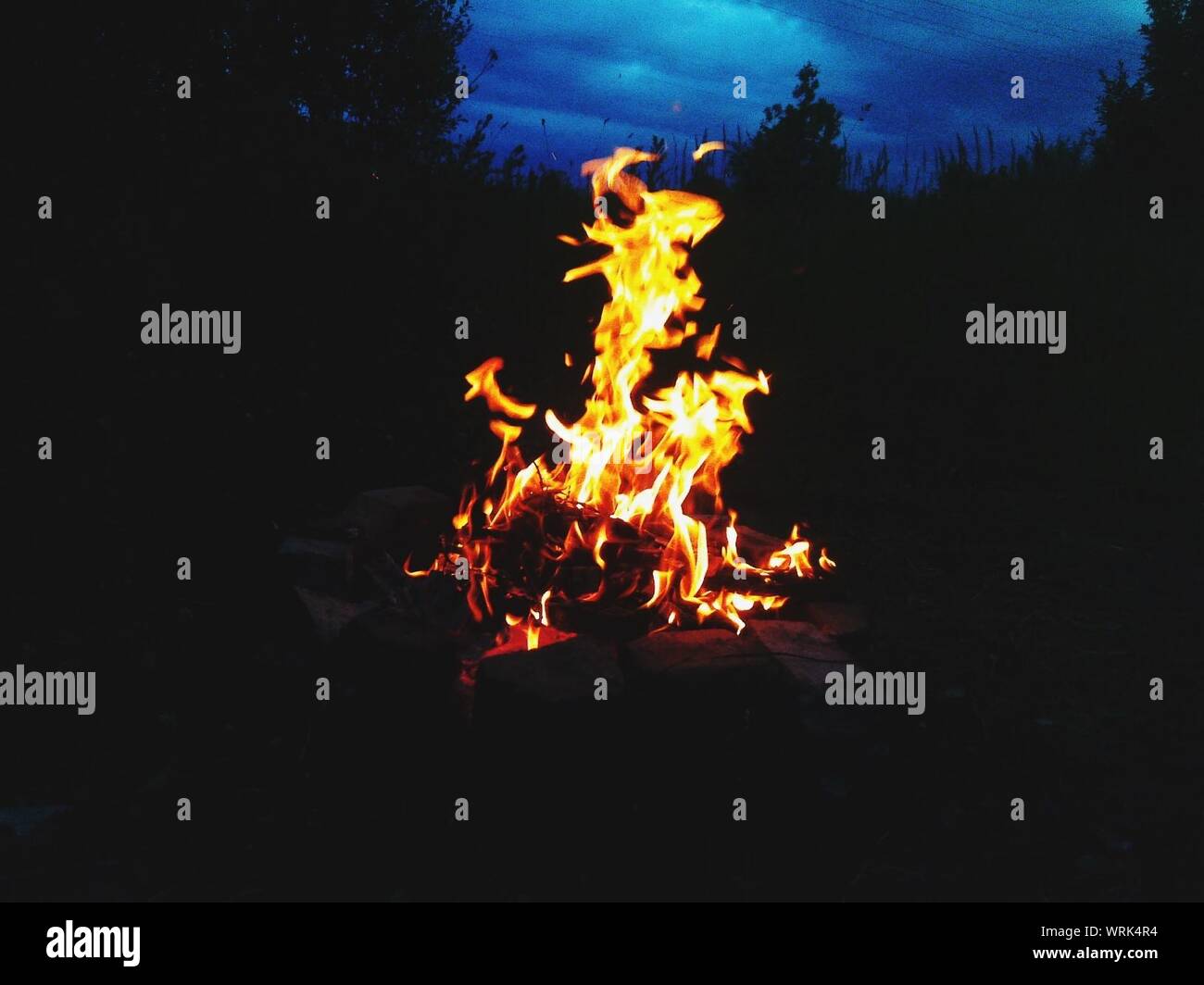 Camp fire hi-res stock photography and images - Alamy