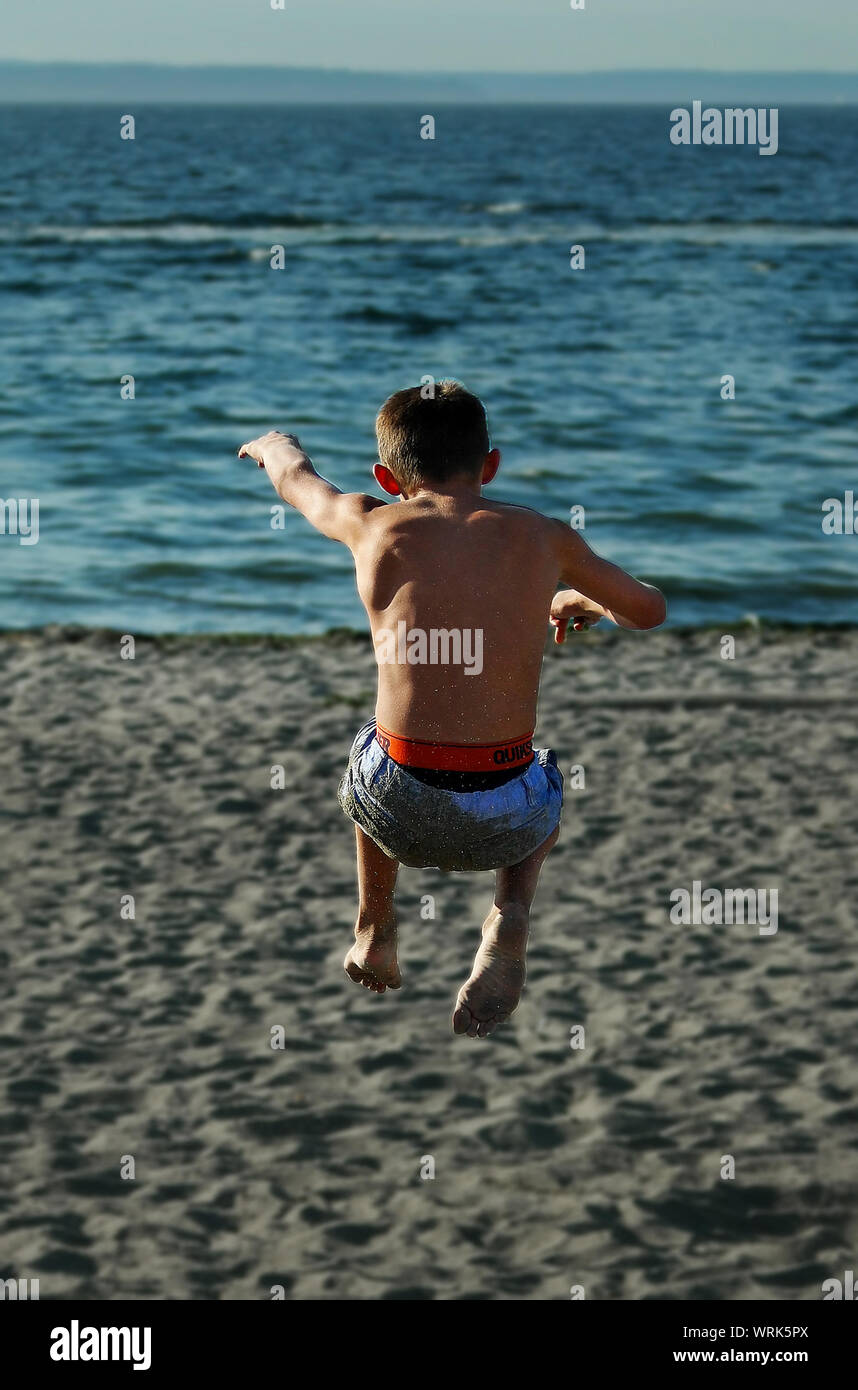 Kid at the beach hi-res stock photography and images - Alamy