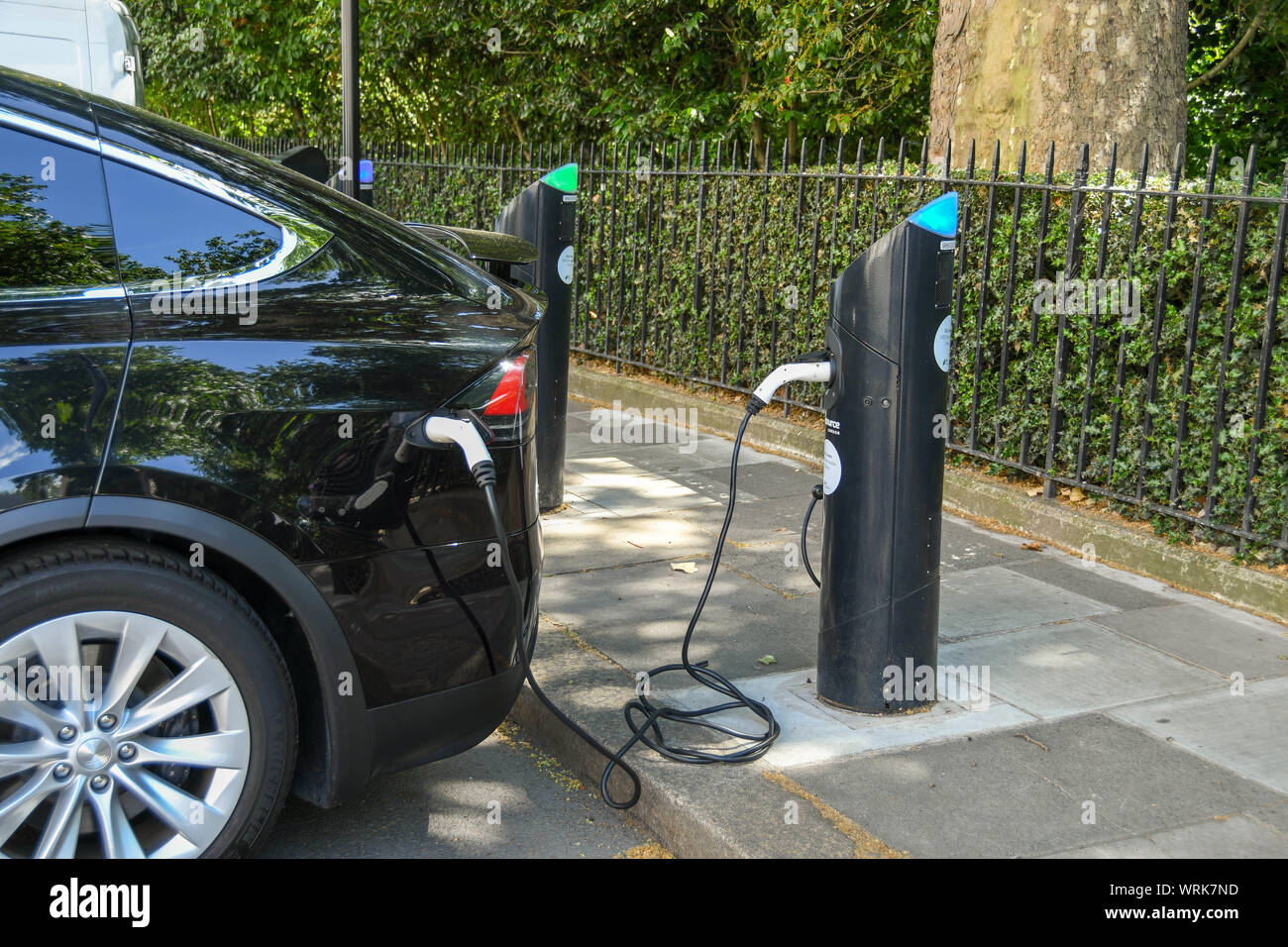 Kerbside charging point hi-res stock photography and images - Alamy