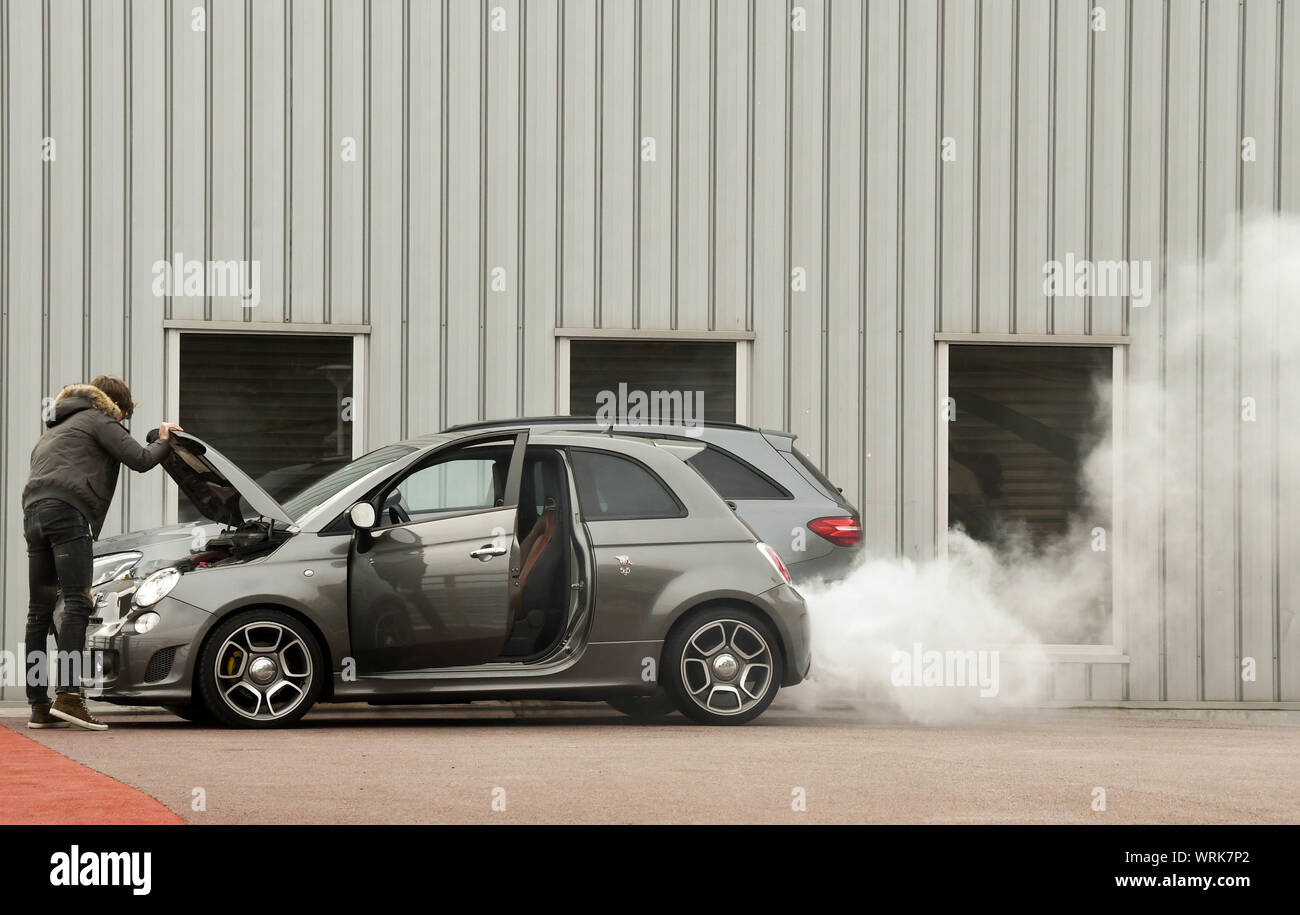 Broken down car smoke hi-res stock photography and images - Alamy