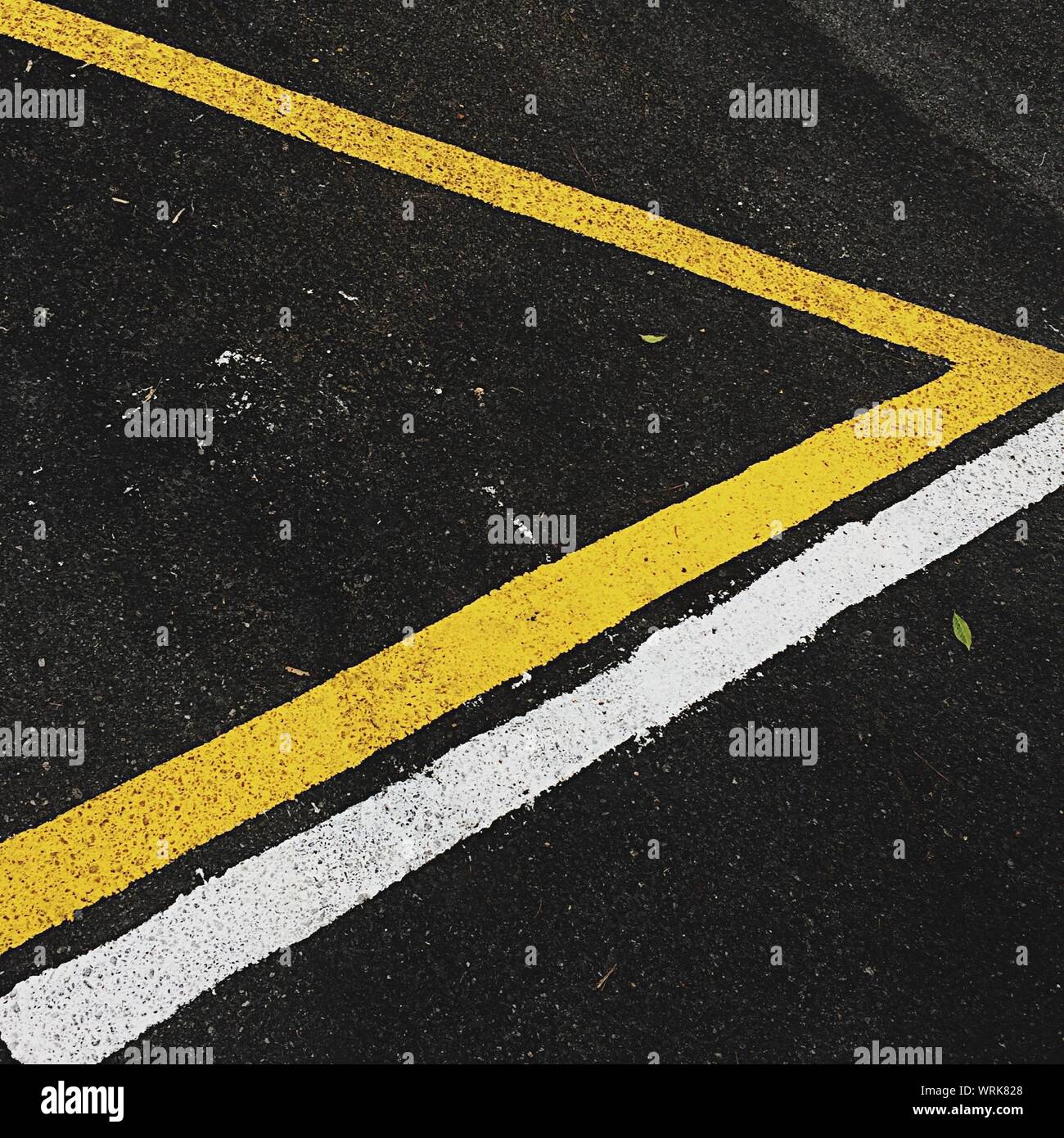 Yellow safety markings hi-res stock photography and images - Alamy