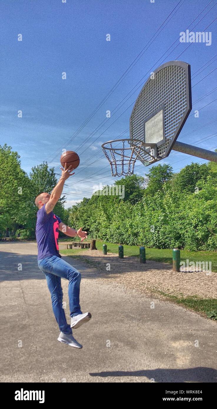Outdoors basketball hoop hi-res stock photography and images - Alamy