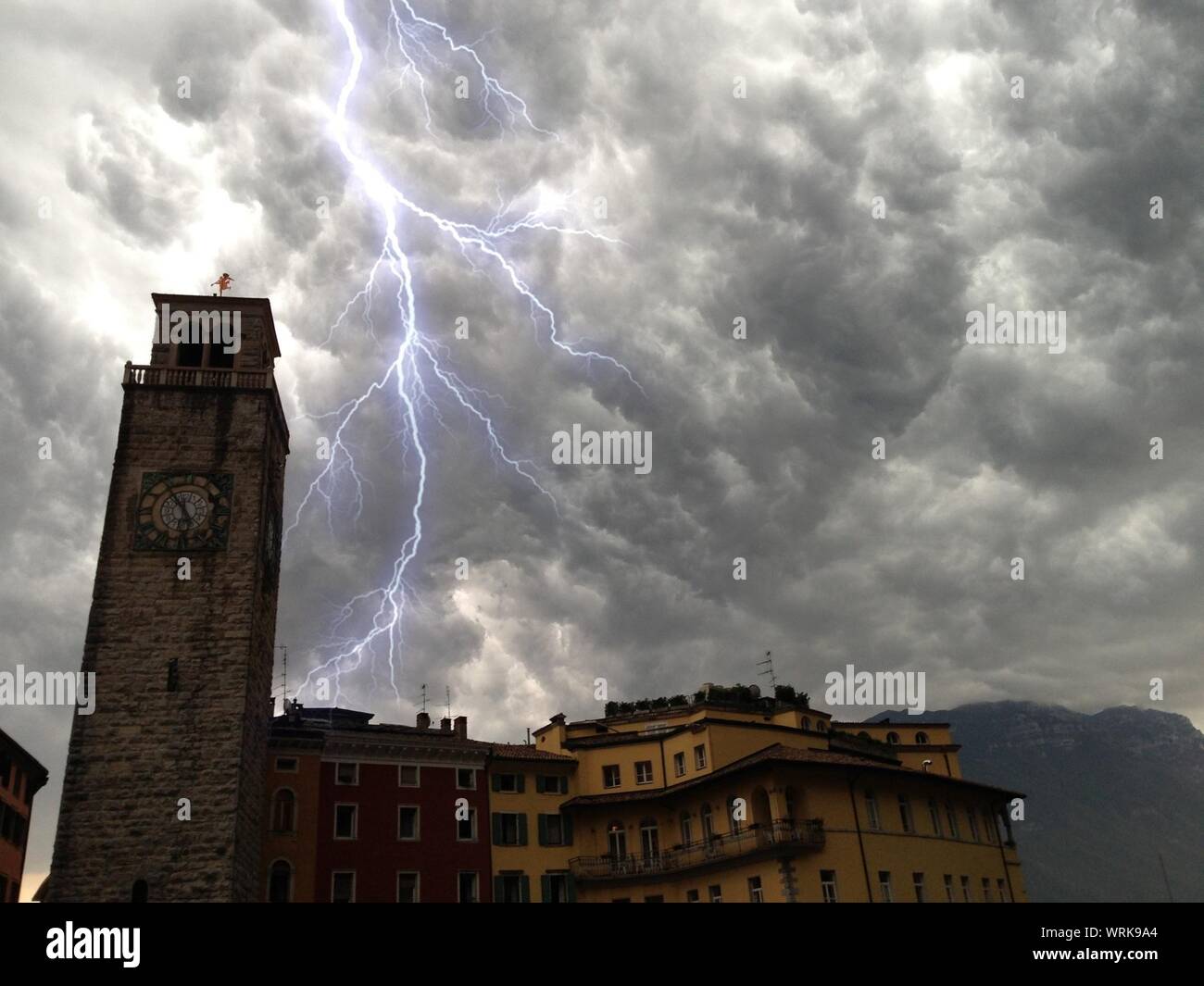 Lightning over house hi-res stock photography and images - Alamy