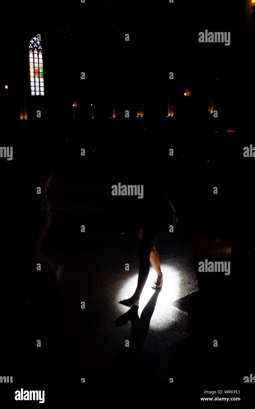 Person in spotlight hi-res stock photography and images - Alamy