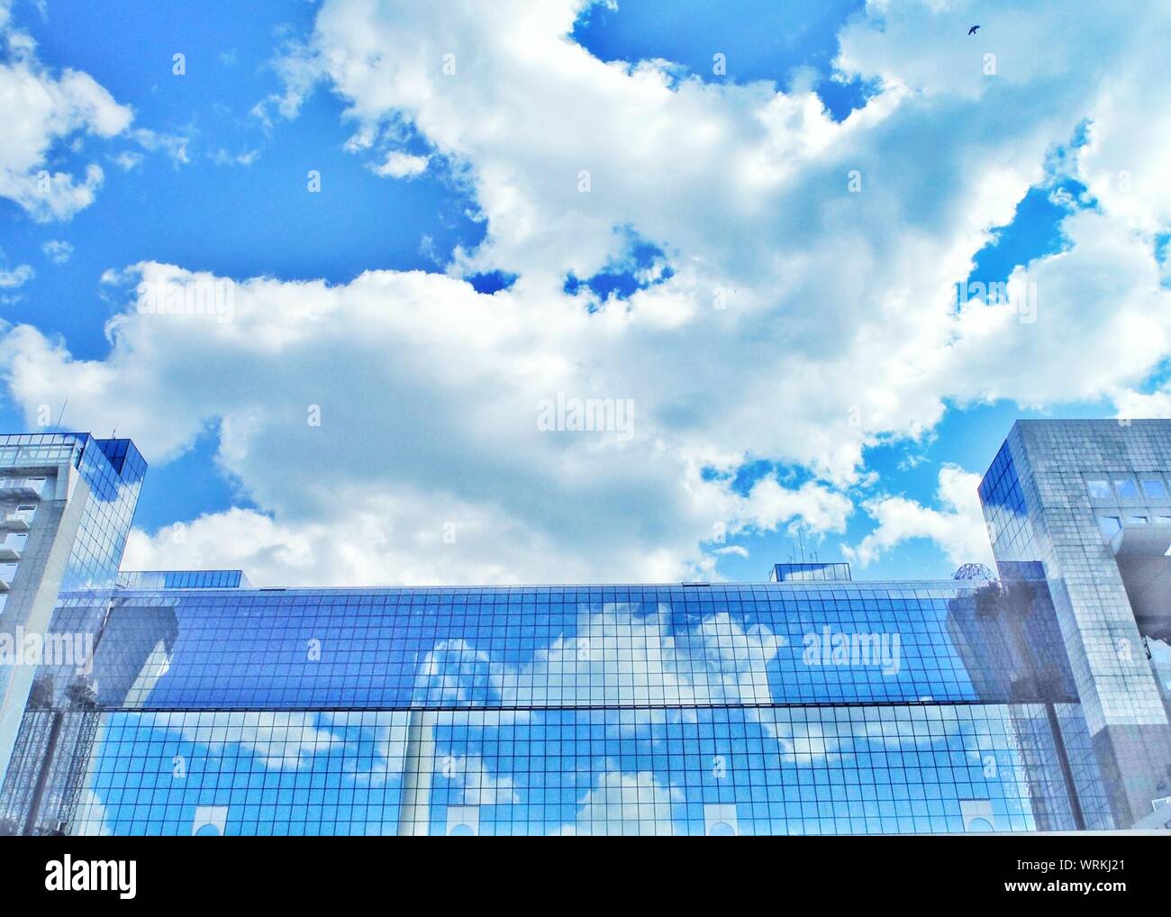 Office building reflections hi-res stock photography and images - Alamy