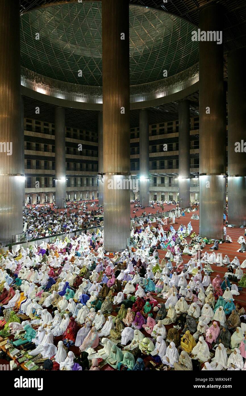 Muslim people hi-res stock photography and images - Alamy