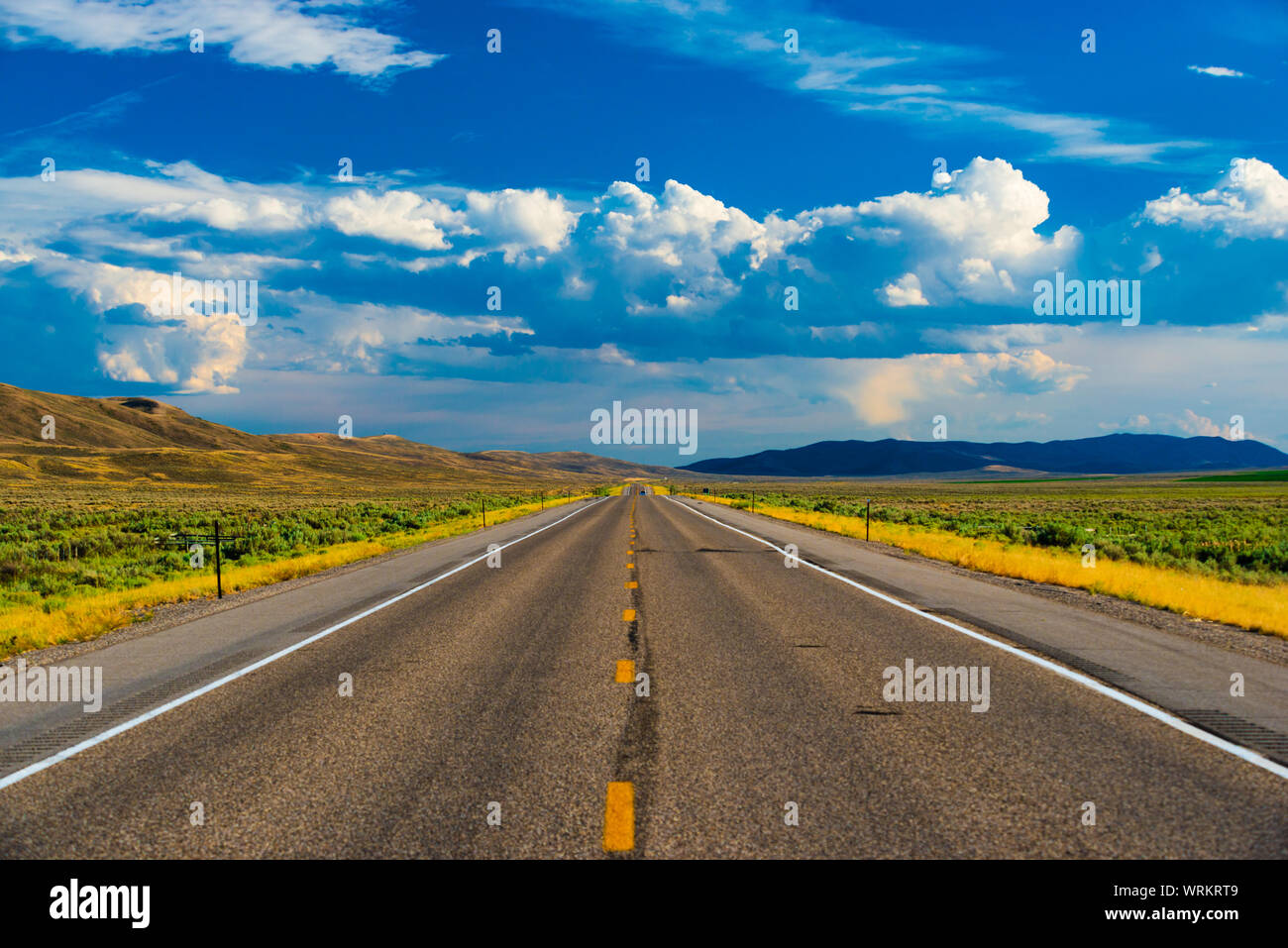 Straight roadway hi-res stock photography and images - Alamy
