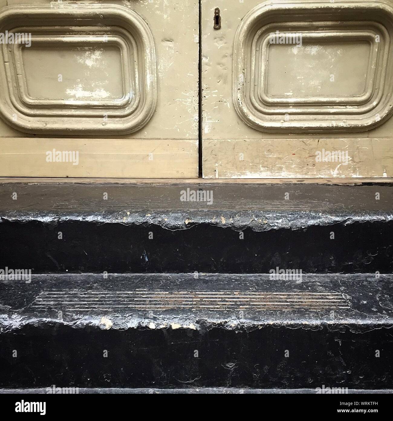 Steps to the front door hi-res stock photography and images - Alamy