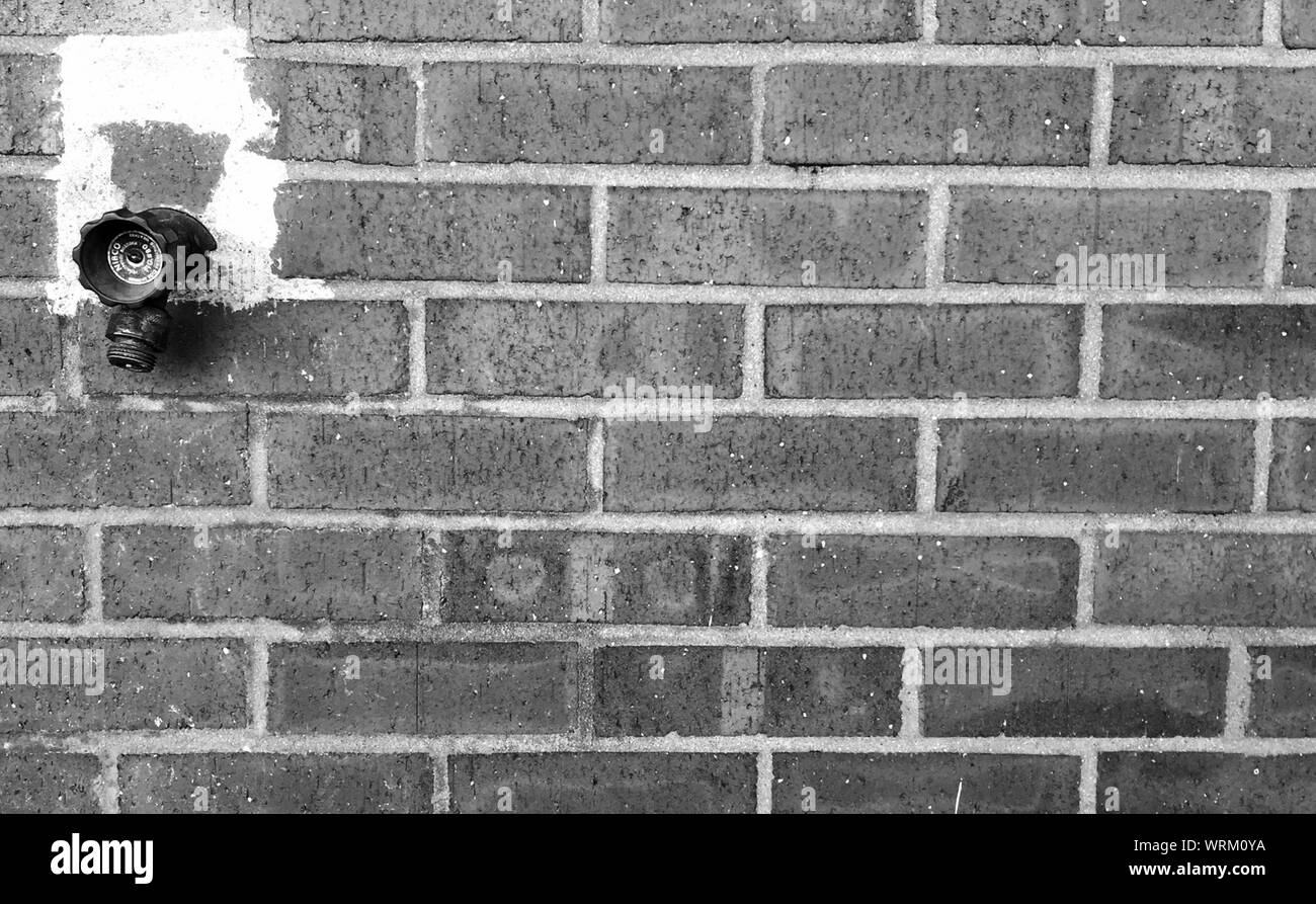 Wall mounted security camera hi-res stock photography and images - Alamy