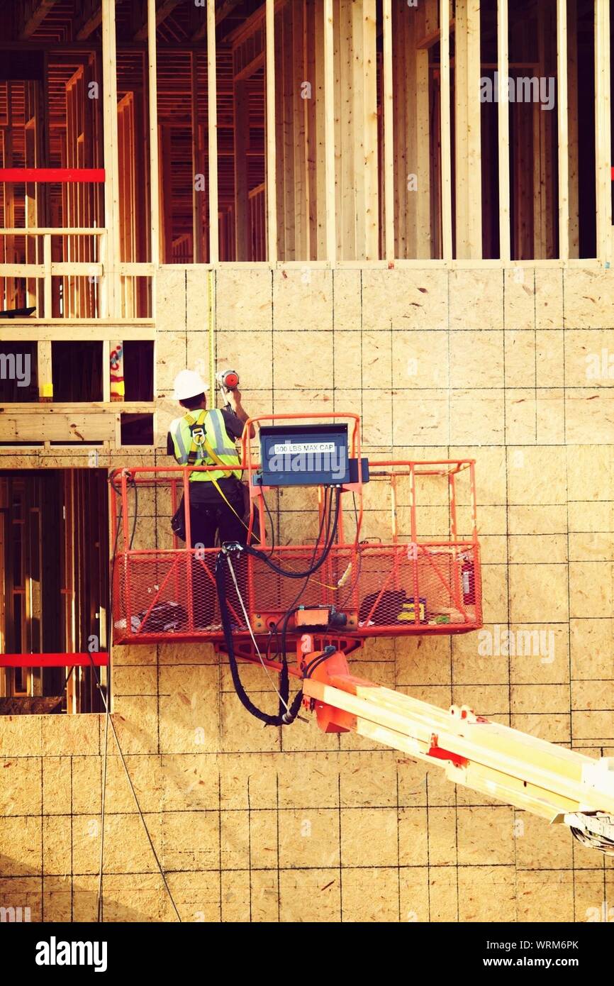 Man lift hi-res stock photography and images - Alamy