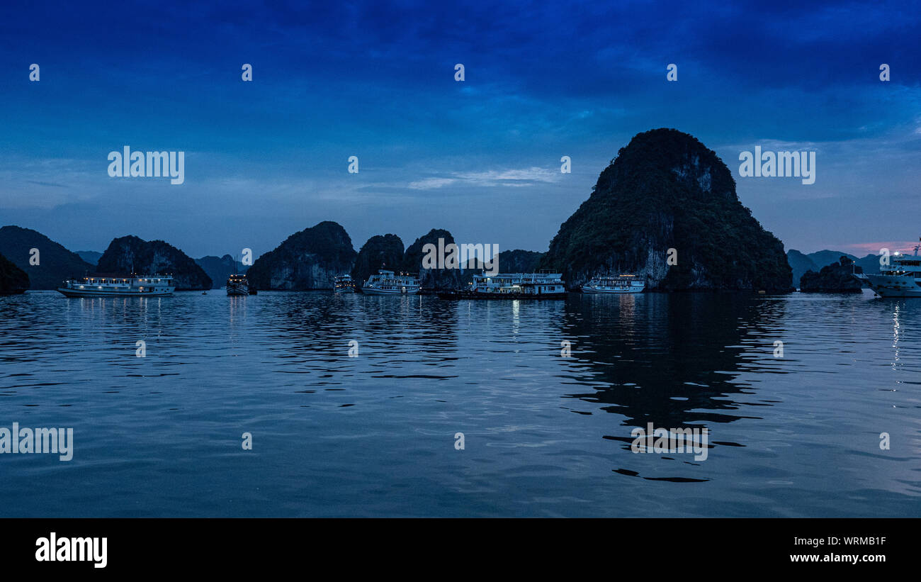 Ha long bay night hi-res stock photography and images - Alamy