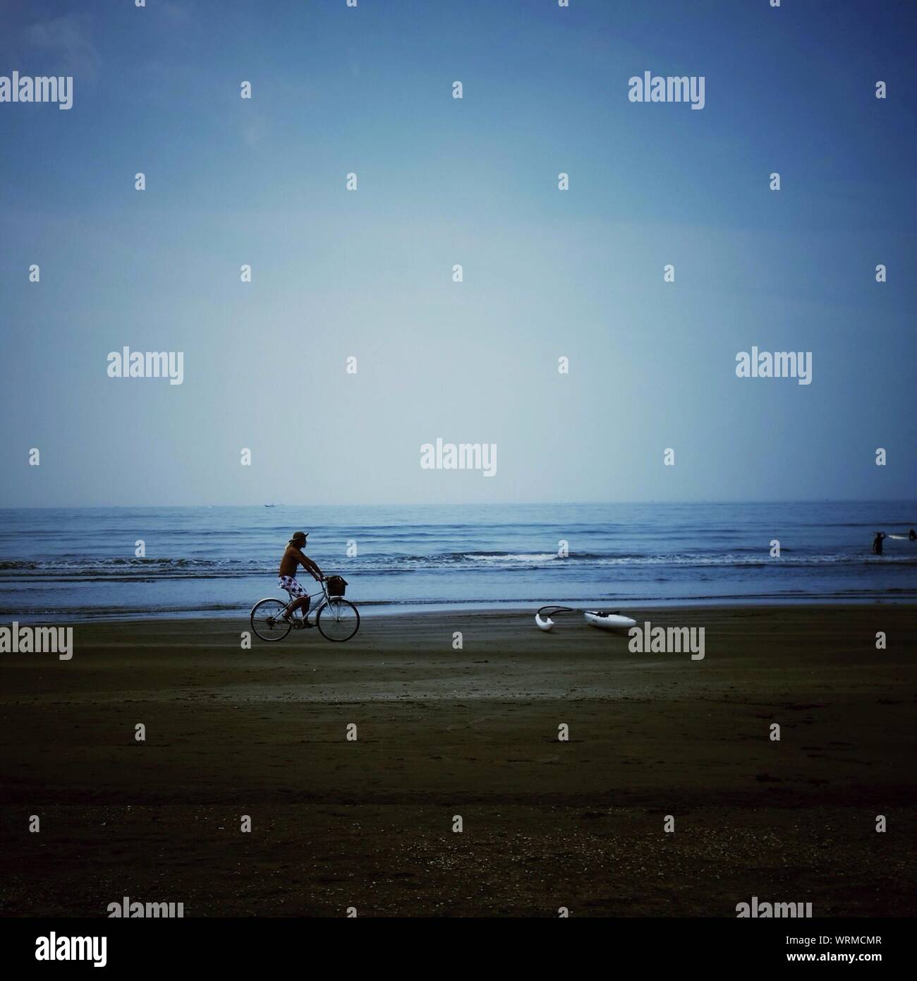 Cycling on beach hi-res stock photography and images - Alamy