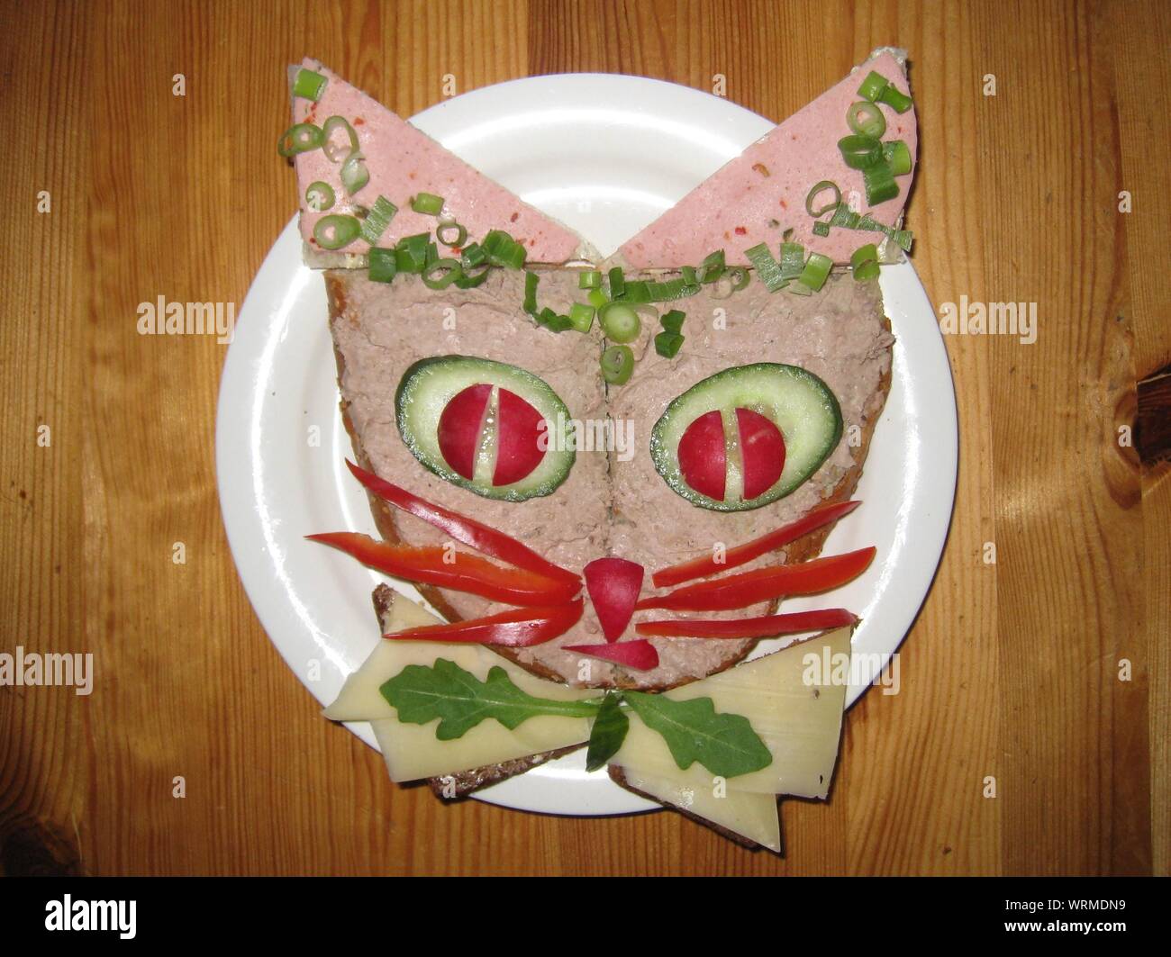 Plate cat bow hi-res stock photography and images - Alamy
