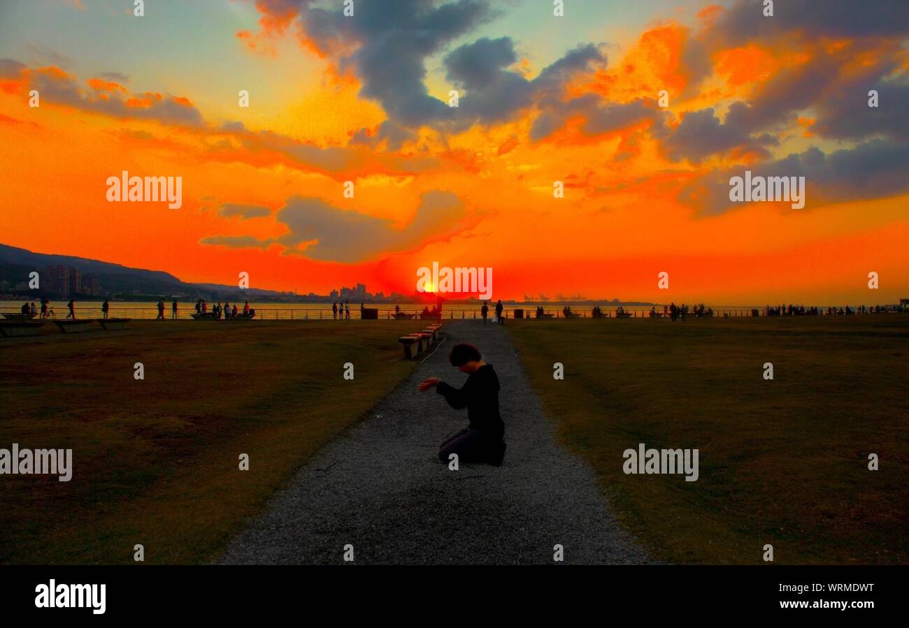 Man kneeling side hi-res stock photography and images - Alamy