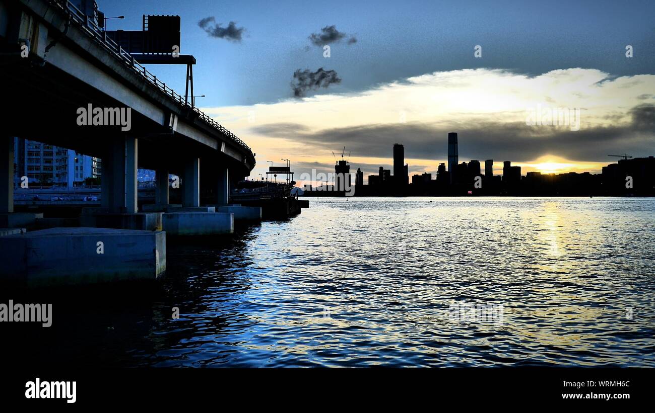 Waterfront road hi-res stock photography and images - Alamy