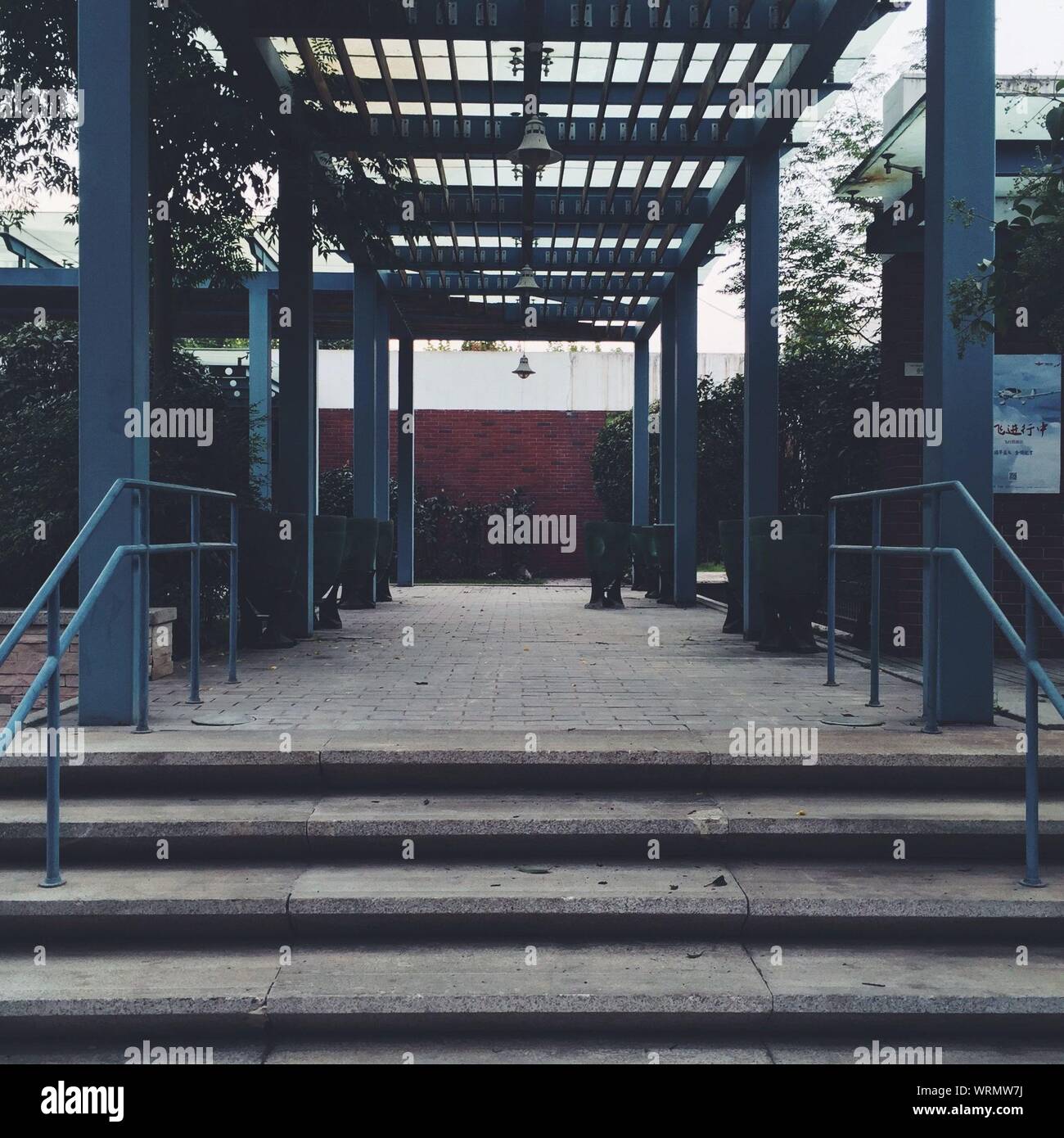 Covered column walkway hi-res stock photography and images - Alamy