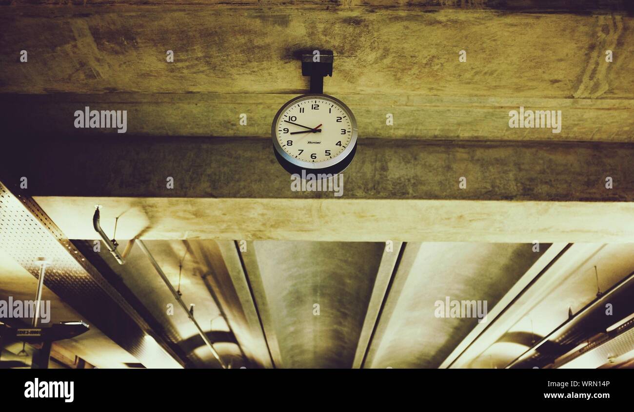 Under the clock hi-res stock photography and images - Alamy