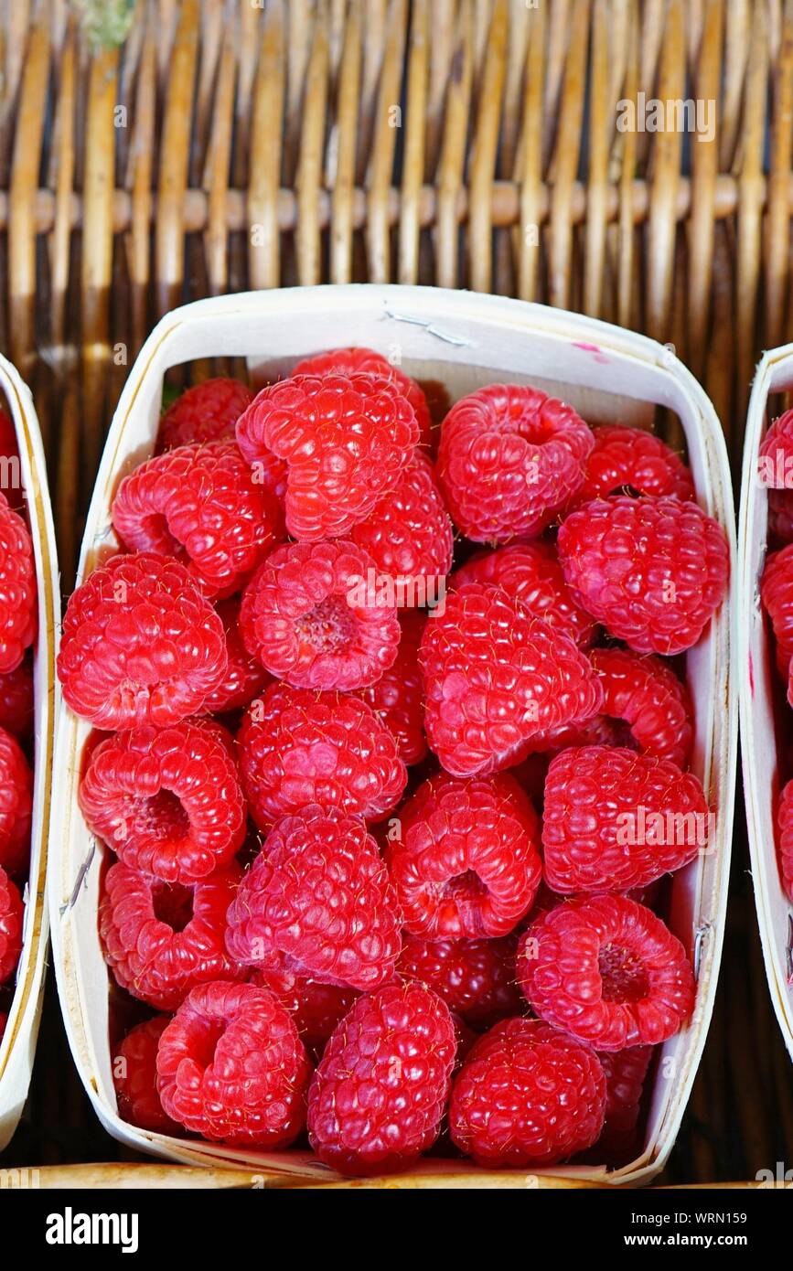 Fresh raspberries in containers at a farmers market Stock Photo - Alamy