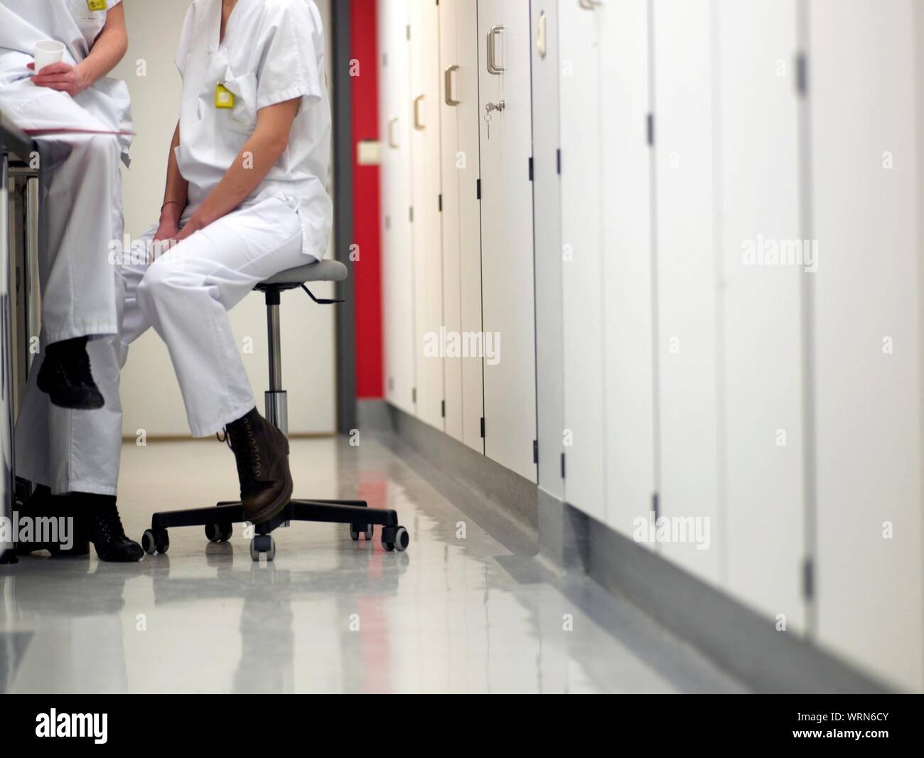 Two nurses talking hi-res stock photography and images - Alamy