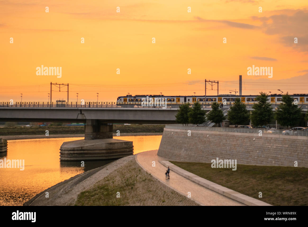 Train crossing bridge over highway hi-res stock photography and images ...