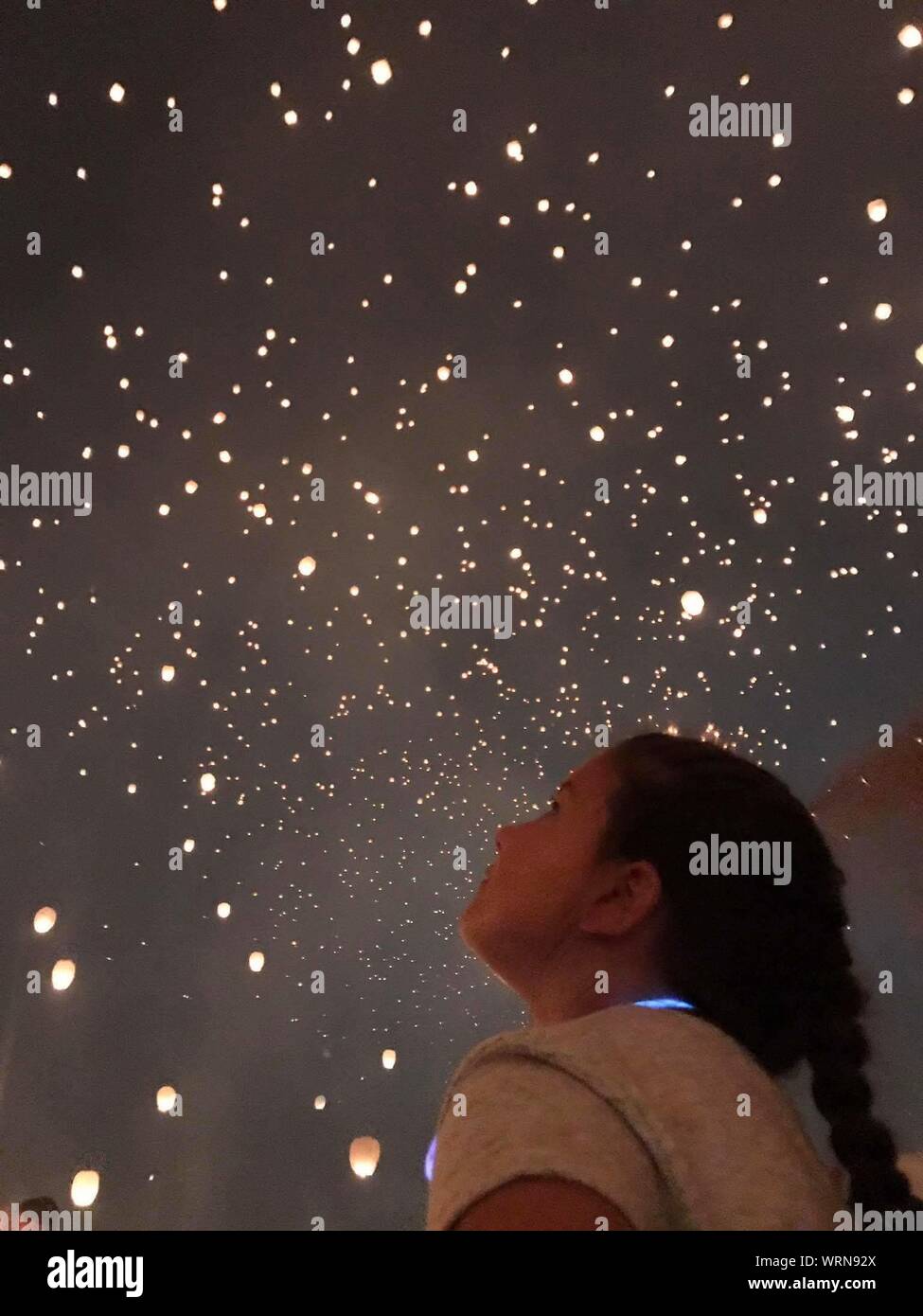 People looking at stars night hi-res stock photography and images - Alamy