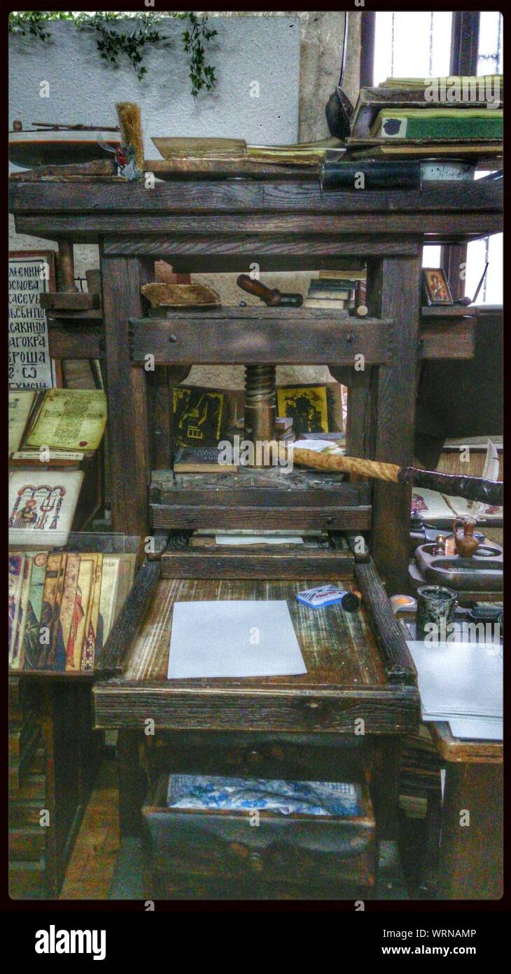 Old printing press people hi-res stock photography and images - Alamy
