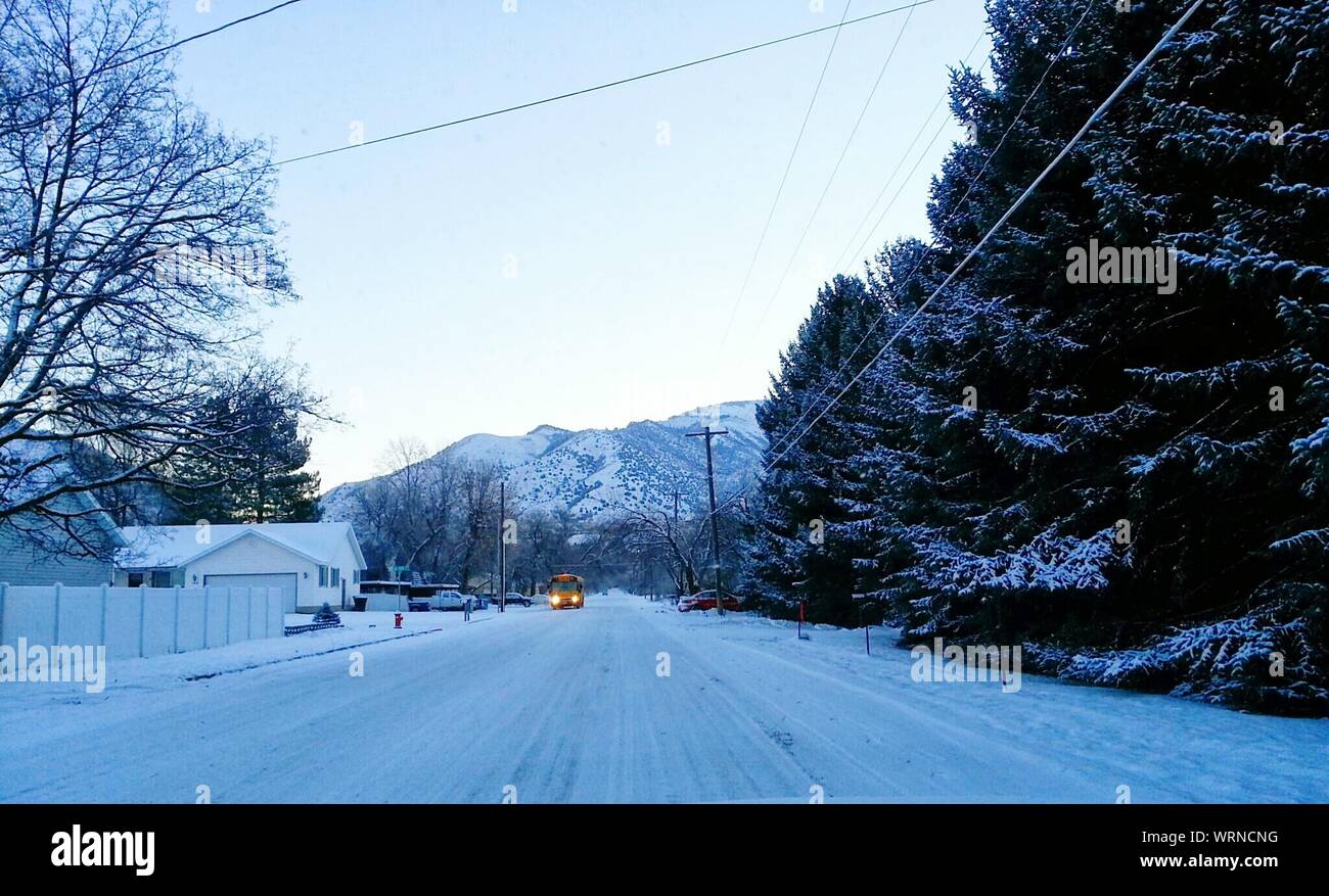 Bus snow road hi-res stock photography and images - Alamy