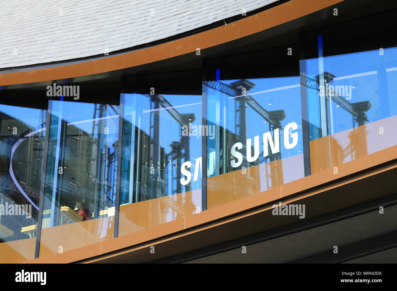 Samsung KX concept store, with cutting edge technology, events ...