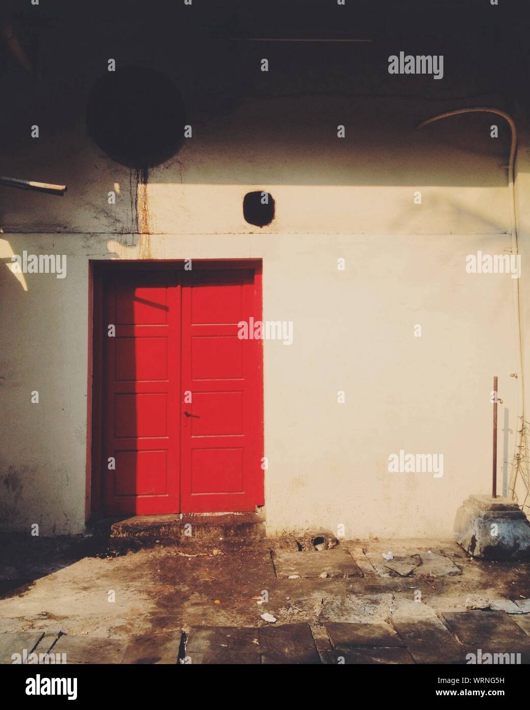 Red closed hi-res stock photography and images - Alamy