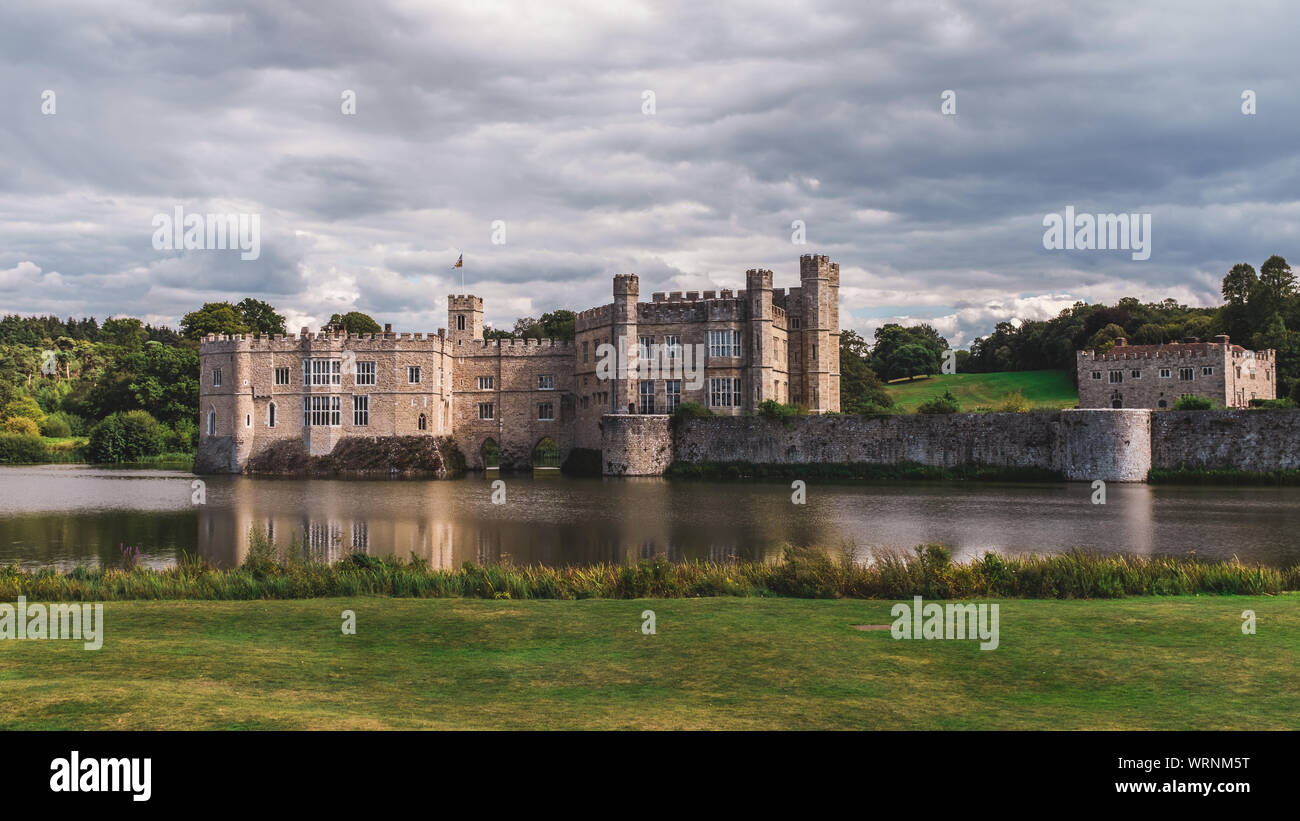 Beige castle hi-res stock photography and images - Alamy