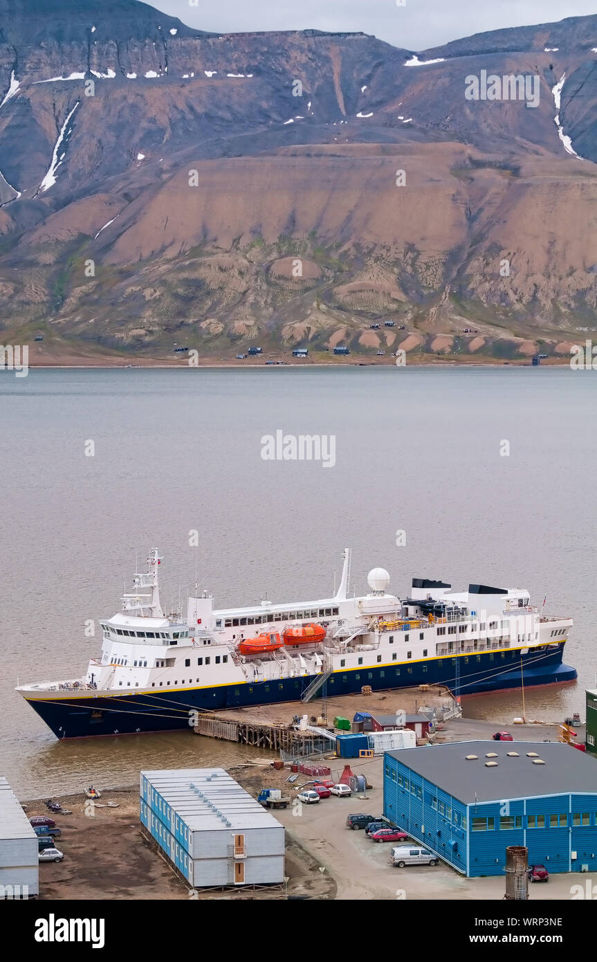 Cruise ship in port, Longyearbyen, Svalbard, Norway Stock Photo - Alamy