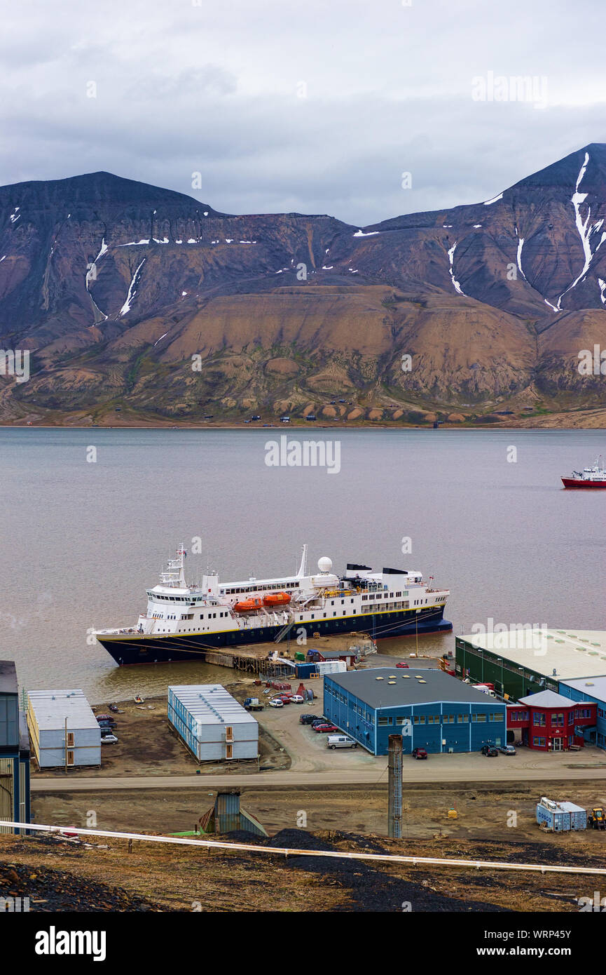 Cruise ship in port, Longyearbyen, Svalbard, Norway Stock Photo - Alamy