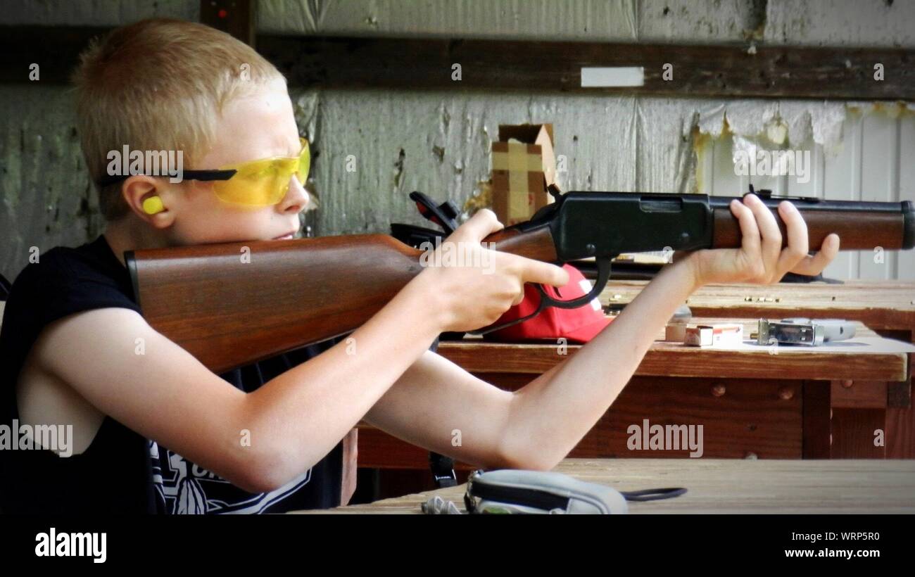Rifle shooting hi-res stock photography and images - Alamy