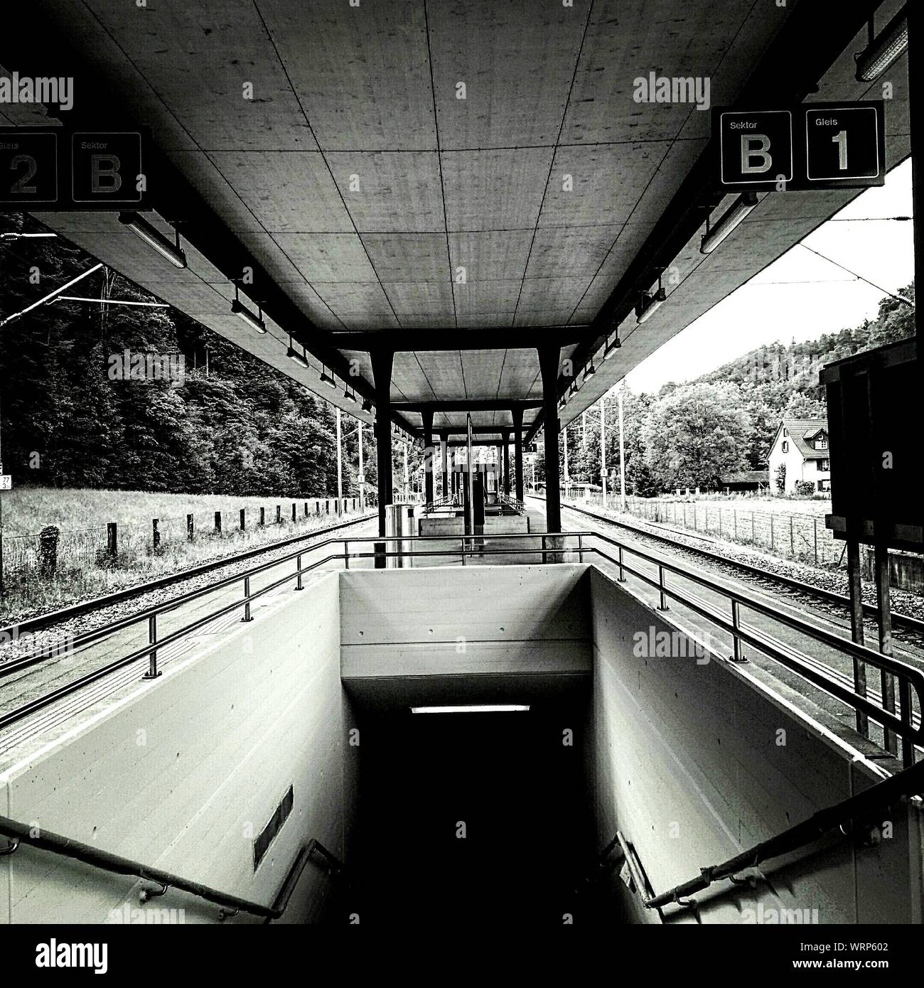 Empty railroad platform hi-res stock photography and images - Alamy