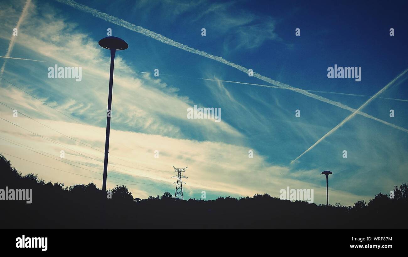 Electricity pylon street light against hi-res stock photography and ...