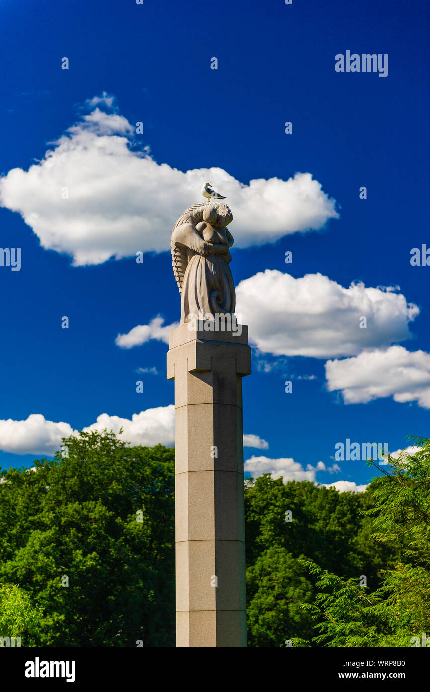 Woman with lizard sculpture hi-res stock photography and images - Alamy