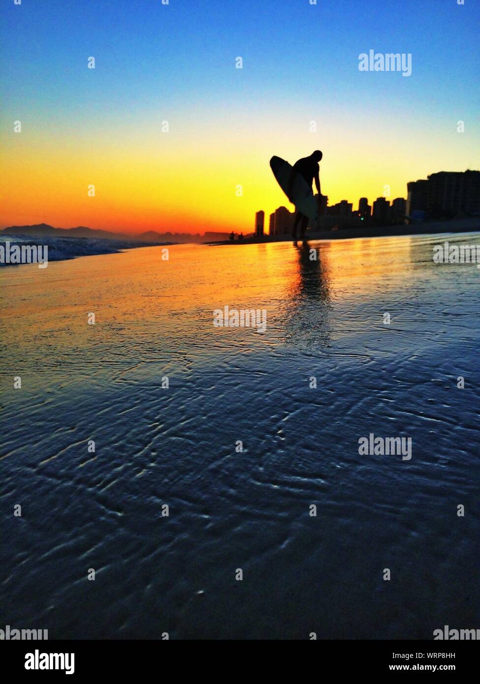 One surfer only hi-res stock photography and images - Alamy