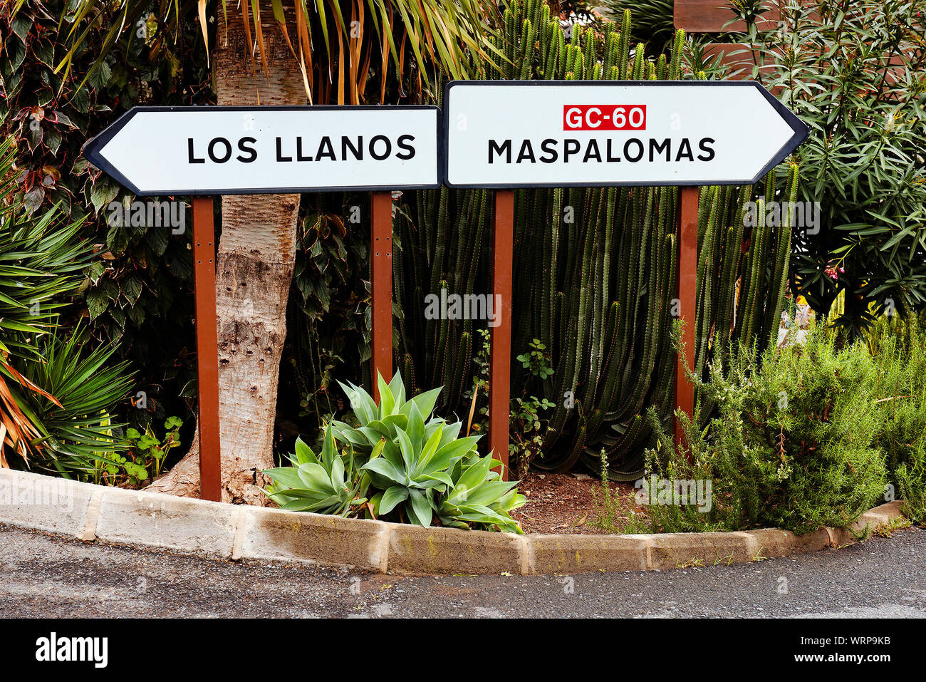 Roadside direction hi-res stock photography and images - Alamy