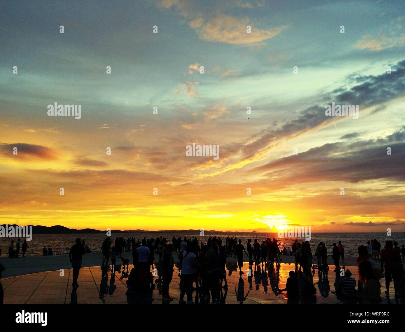 Group people at sunset hi-res stock photography and images - Alamy